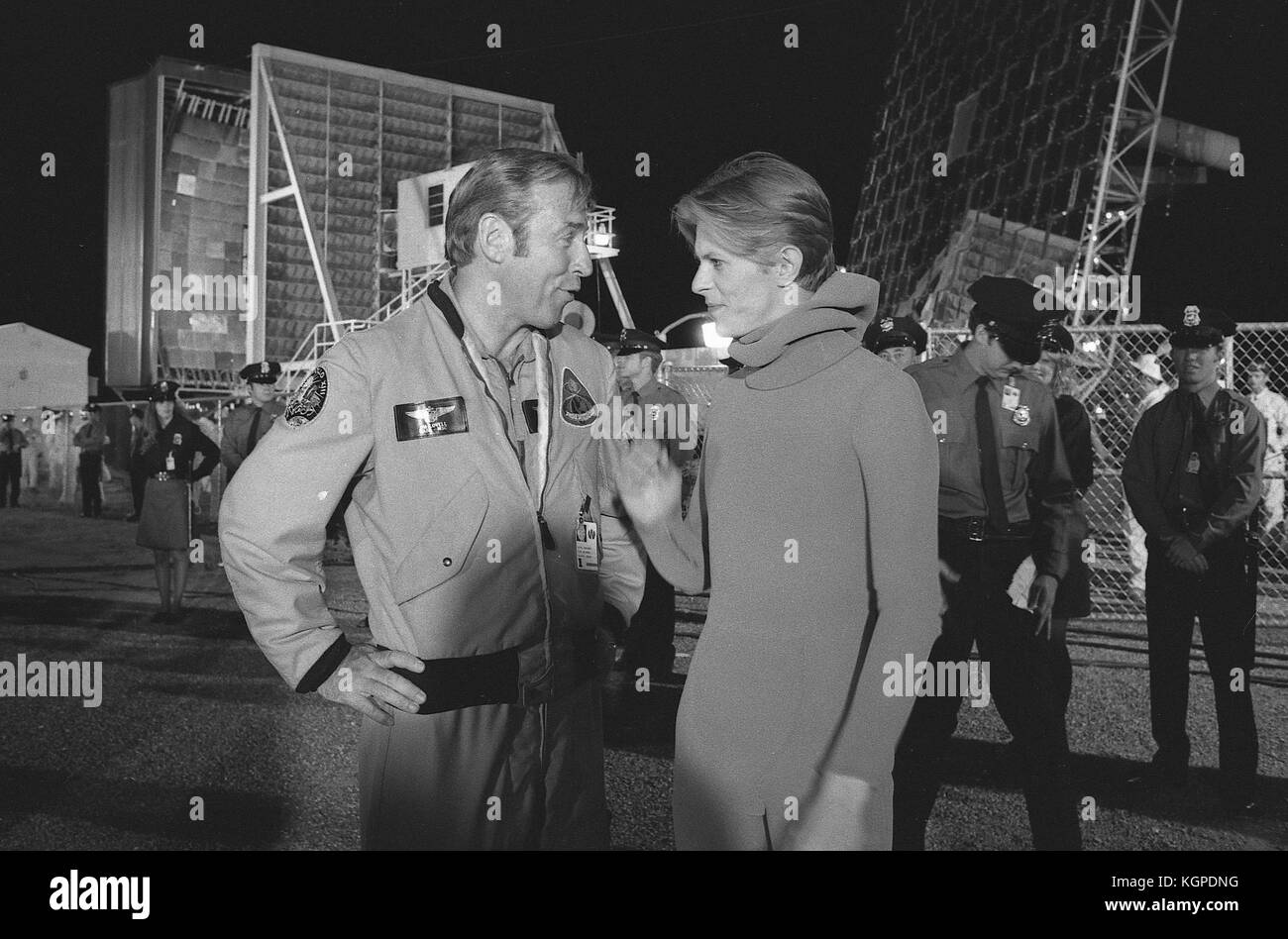 The Man who Fell to Earth (1976) , Astronaut Jim Lovell , David Bowie ...