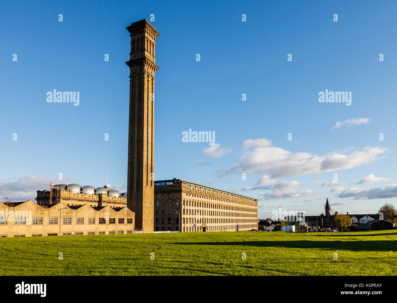 Lister Mills dominates the skyline in Manningham, Bradford, UK Stock ...