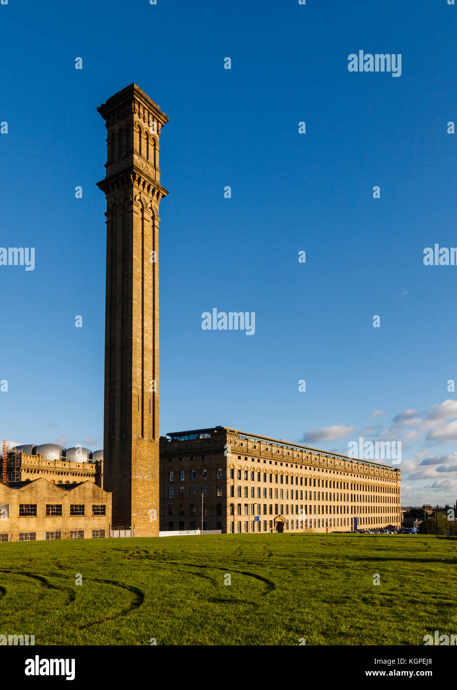Lister Mills dominates the skyline in Manningham, Bradford, UK Stock ...