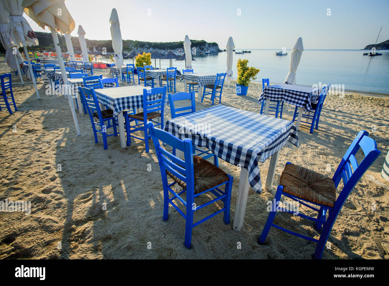 Seafront tavern table hi-res stock photography and images - Alamy
