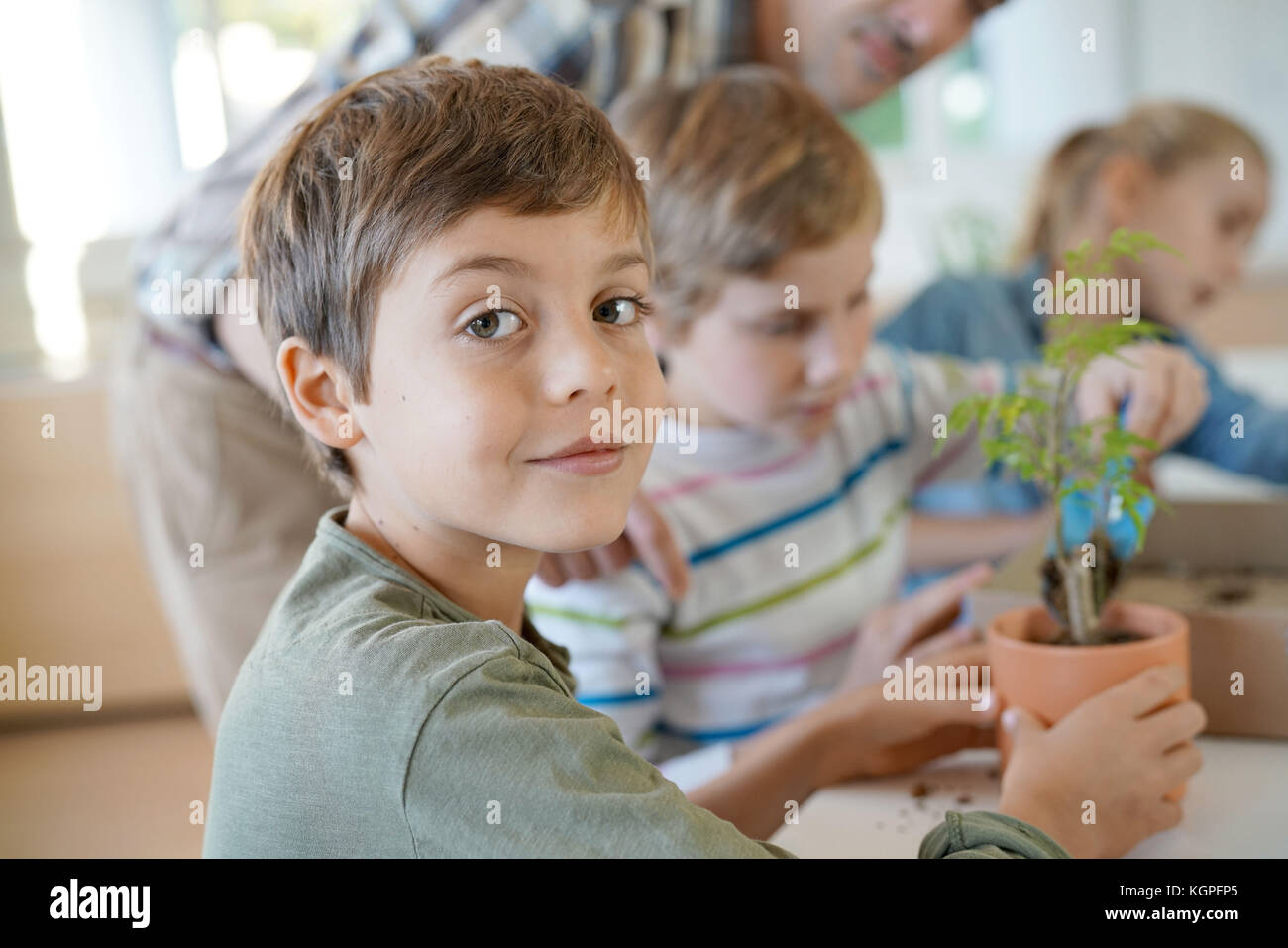 Elementary school biology class hi-res stock photography and images - Alamy