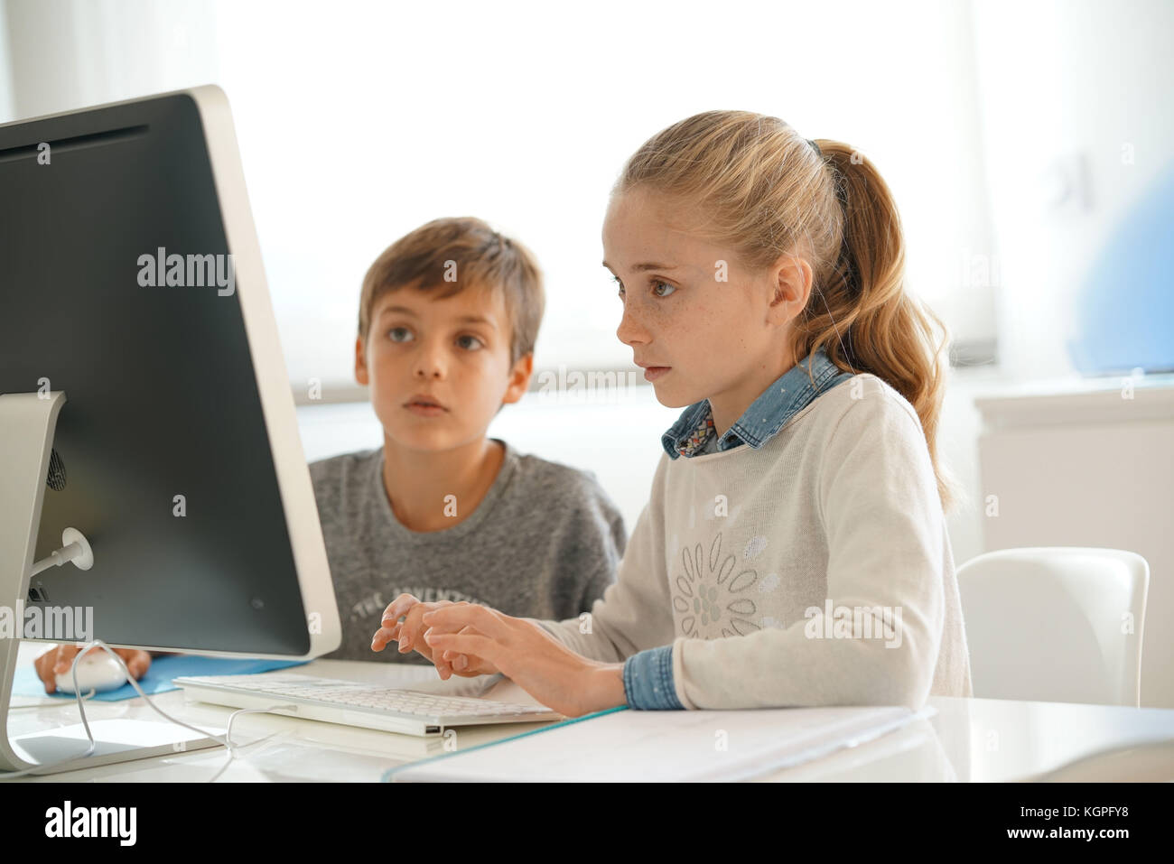 Kids computer lab hi-res stock photography and images - Alamy