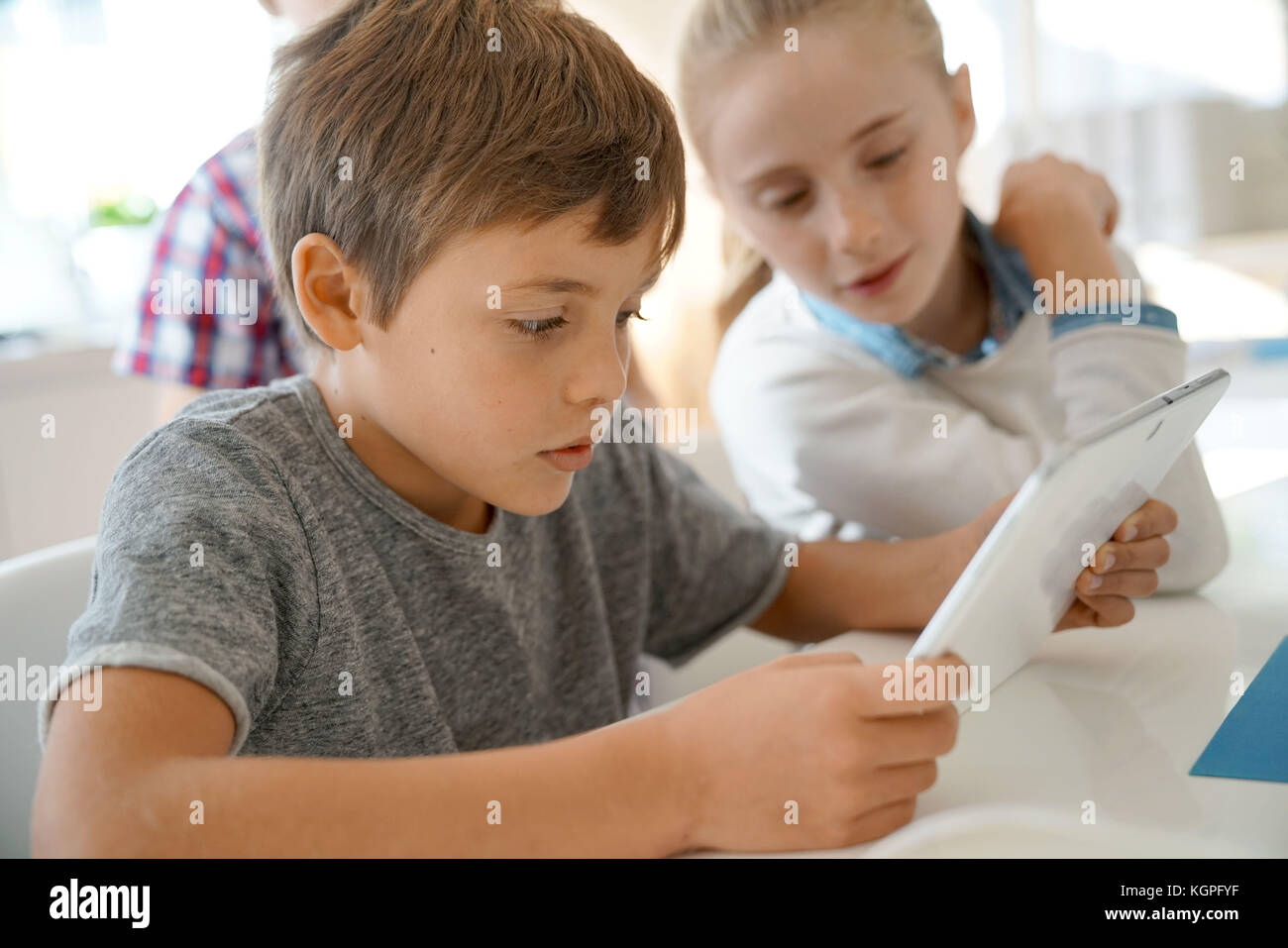 Pupils tablet class hi-res stock photography and images - Alamy