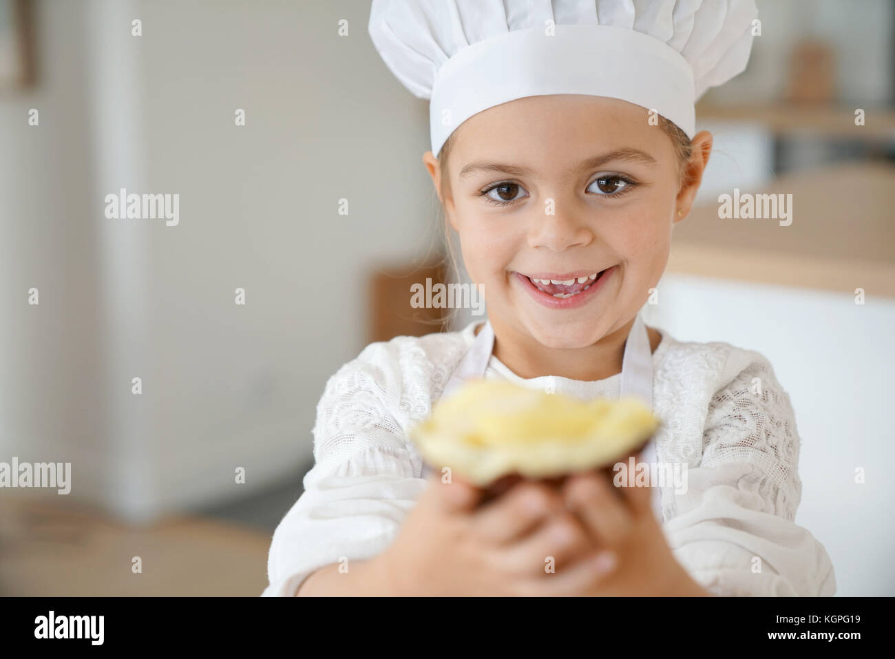 Portrait of cute little girl holding homemade apple pie Stock Photo - Alamy
