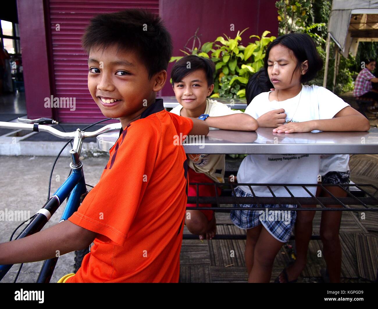 Smiling children manila philippines hi-res stock photography and images ...