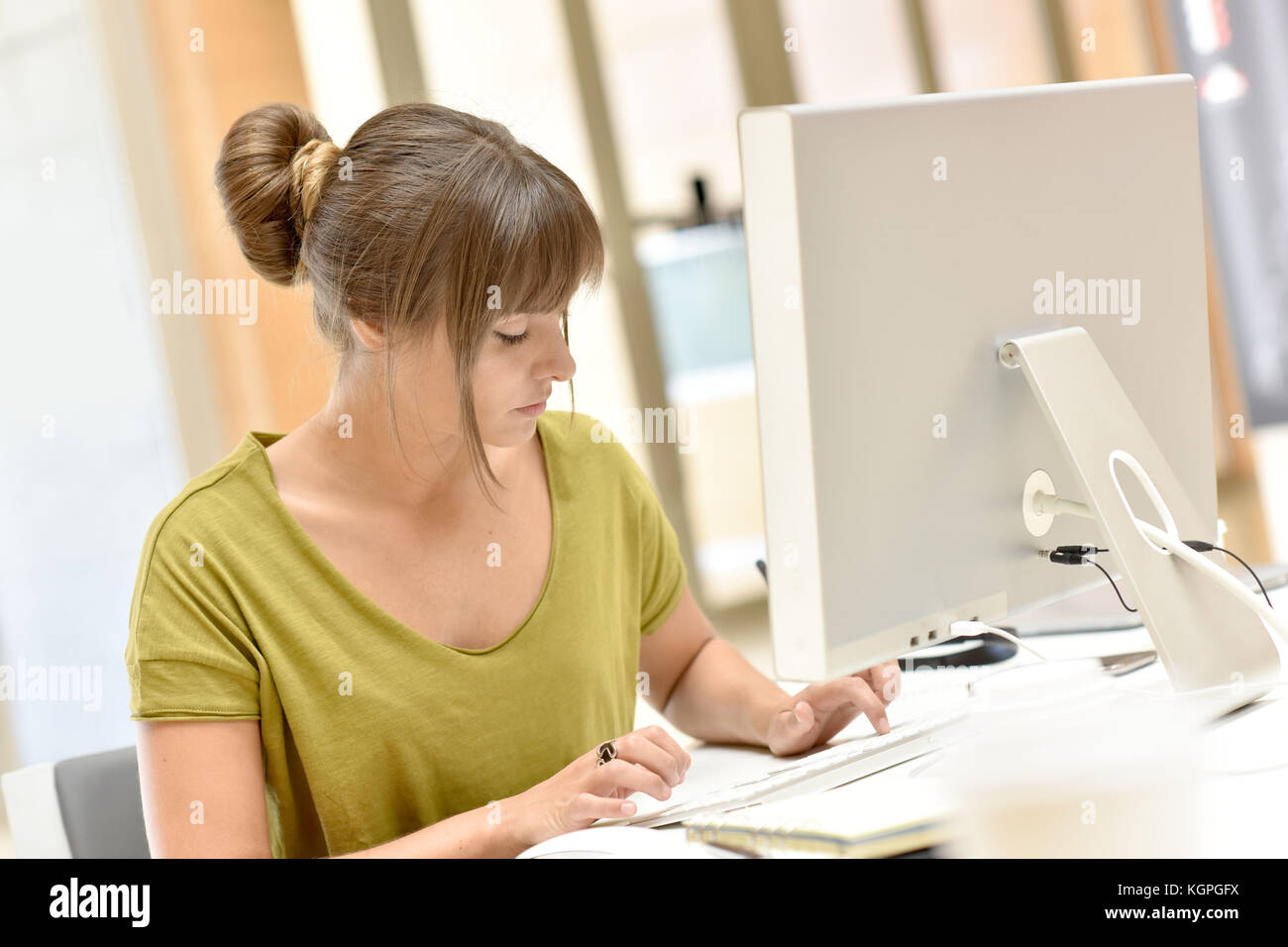 Portrait of office worker in front of desktop Stock Photo - Alamy