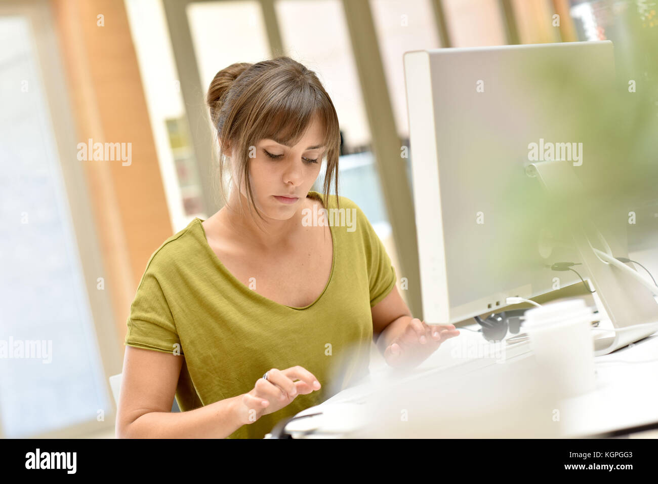 Portrait of office worker in front of desktop Stock Photo - Alamy