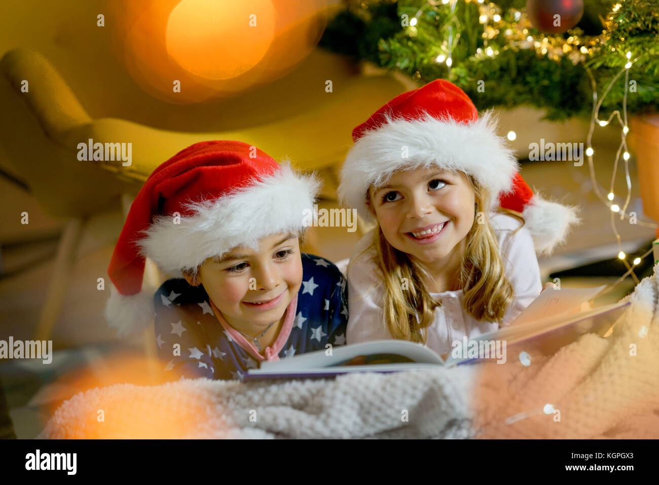 Children reading hi-res stock photography and images - Alamy