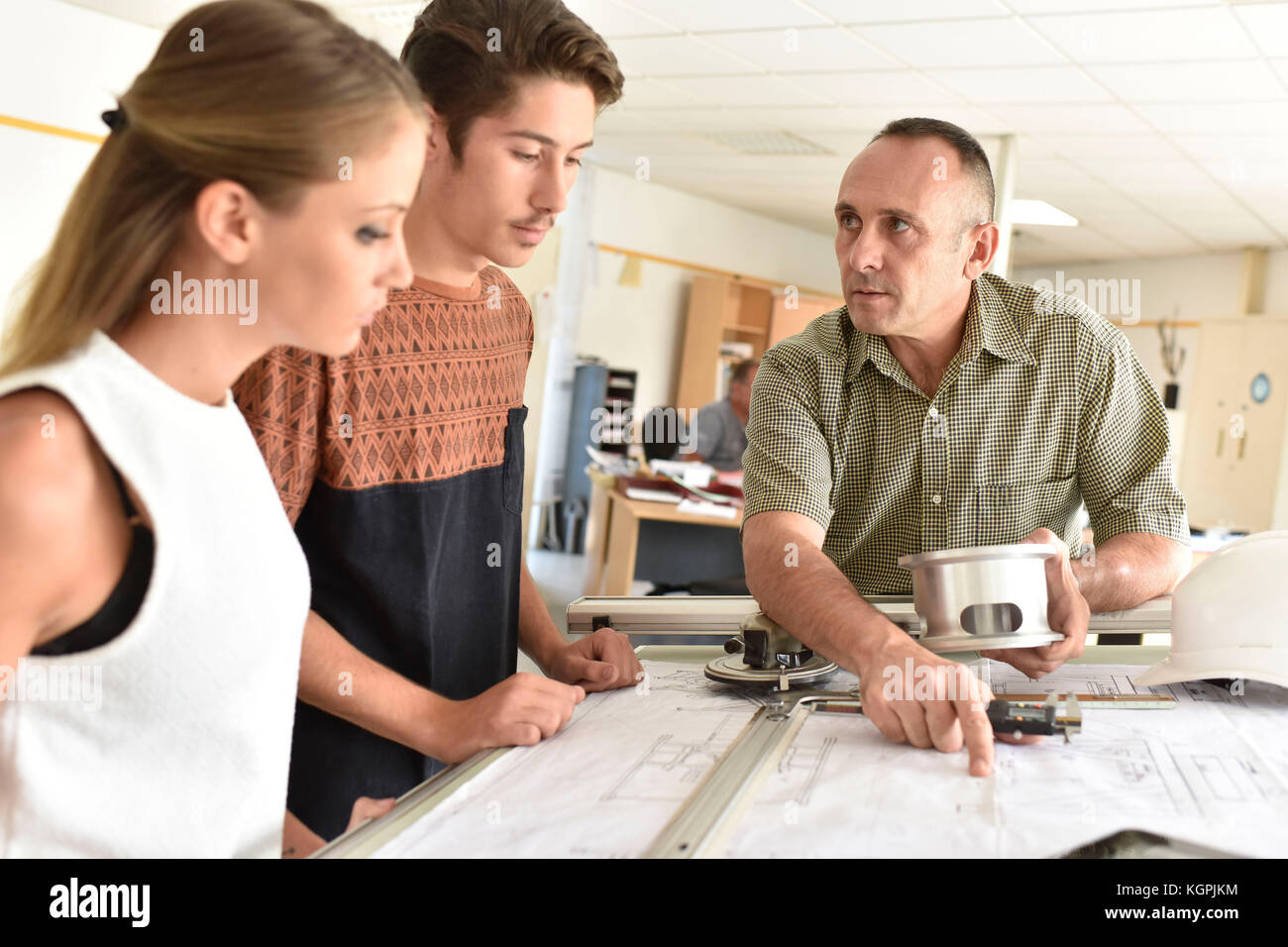 Young people in engineering training class Stock Photo - Alamy