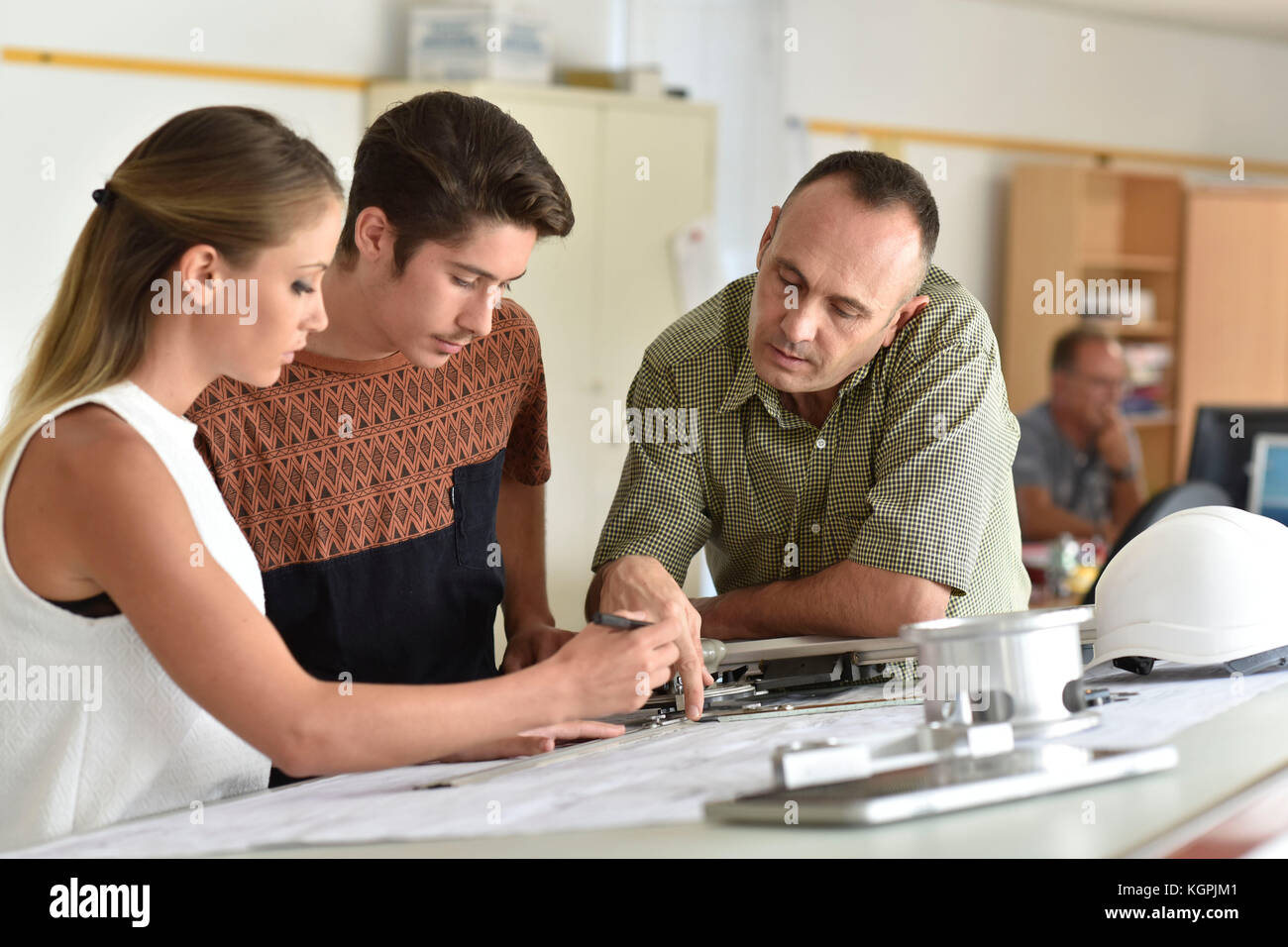 Young people in engineering training class Stock Photo - Alamy