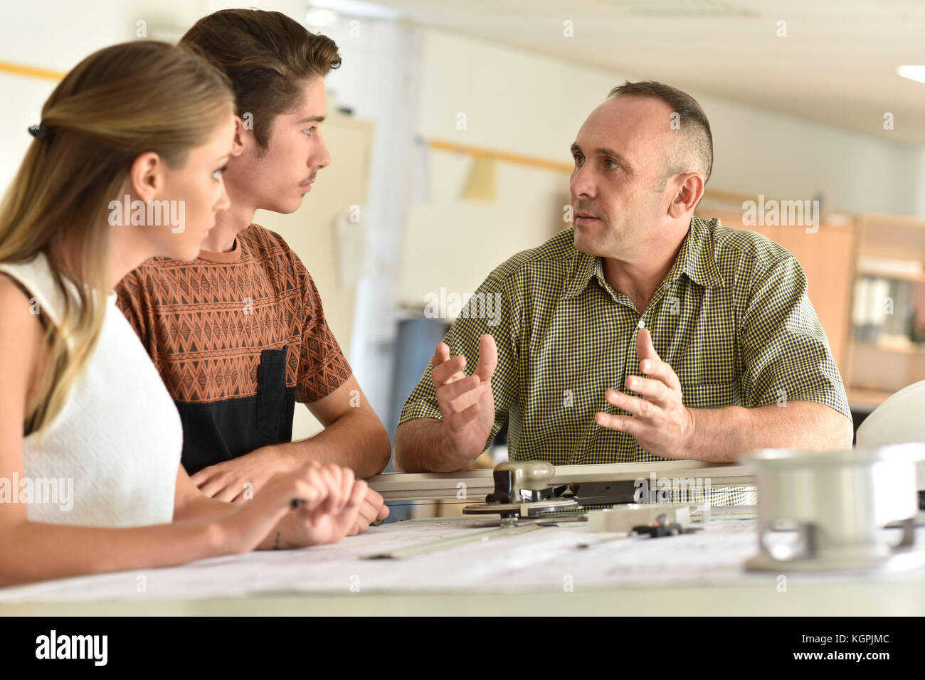 Young people in engineering training class Stock Photo - Alamy