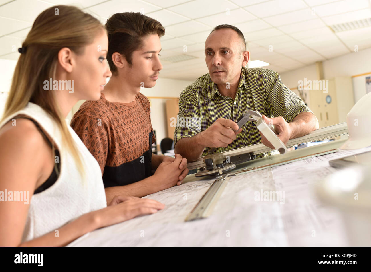 Young people in engineering training class Stock Photo - Alamy