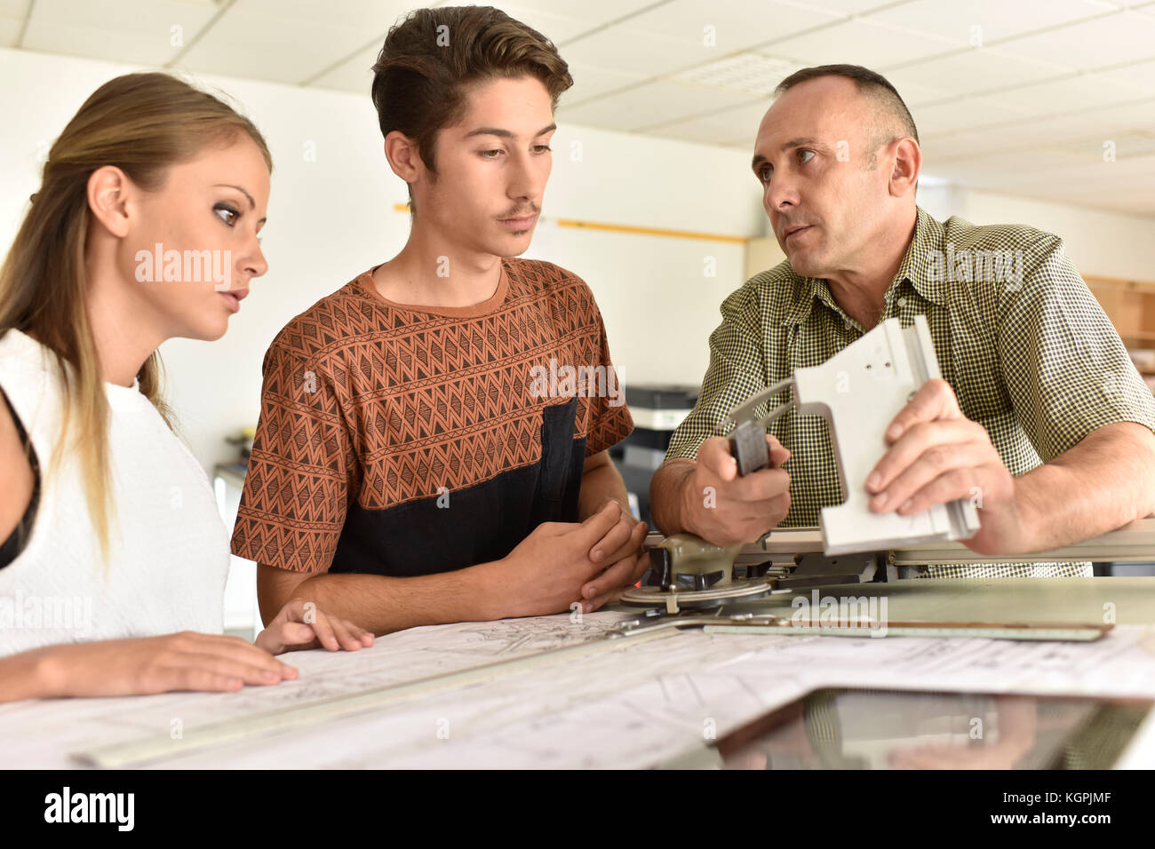 Young people in engineering training class Stock Photo - Alamy