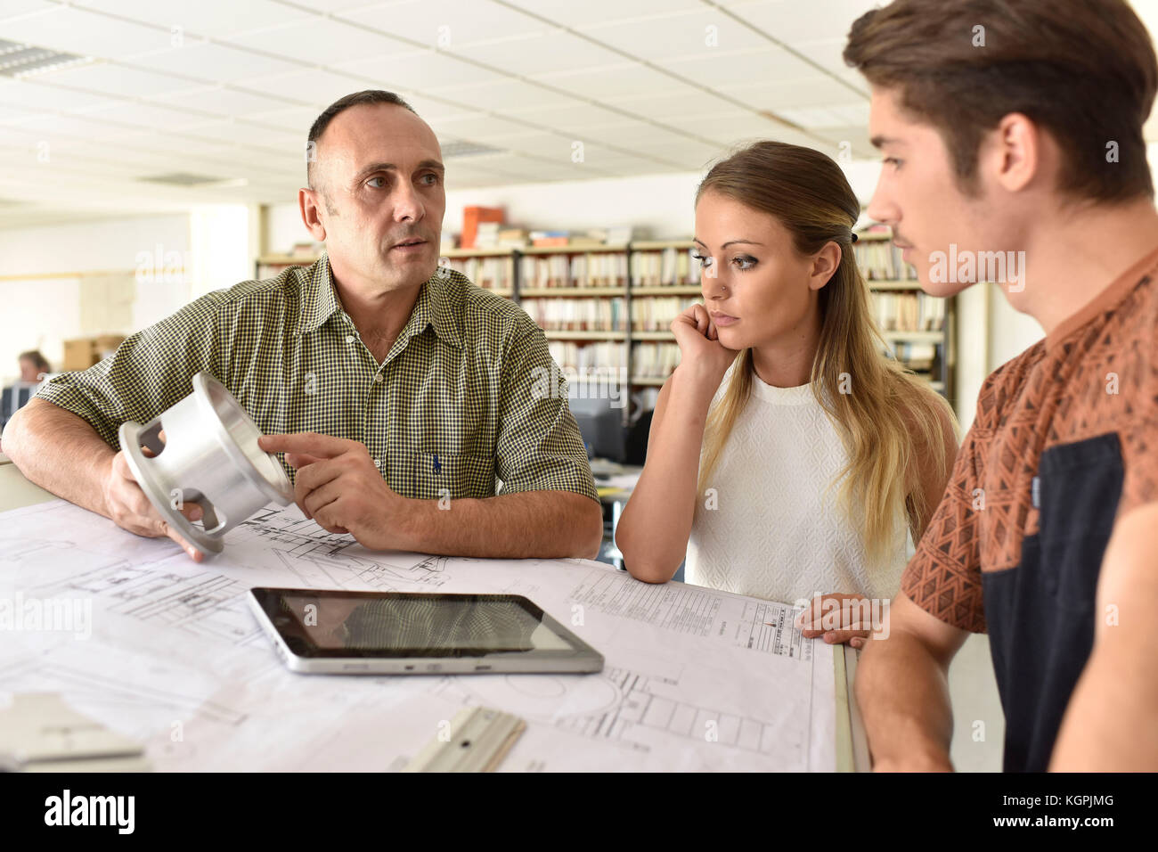 Young people in engineering training class Stock Photo - Alamy