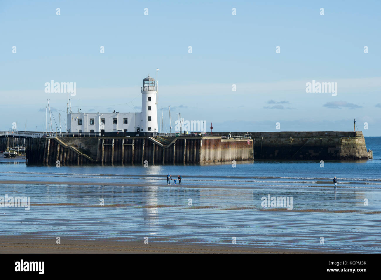 Beach scarborough lighthouse uk hi-res stock photography and images - Alamy