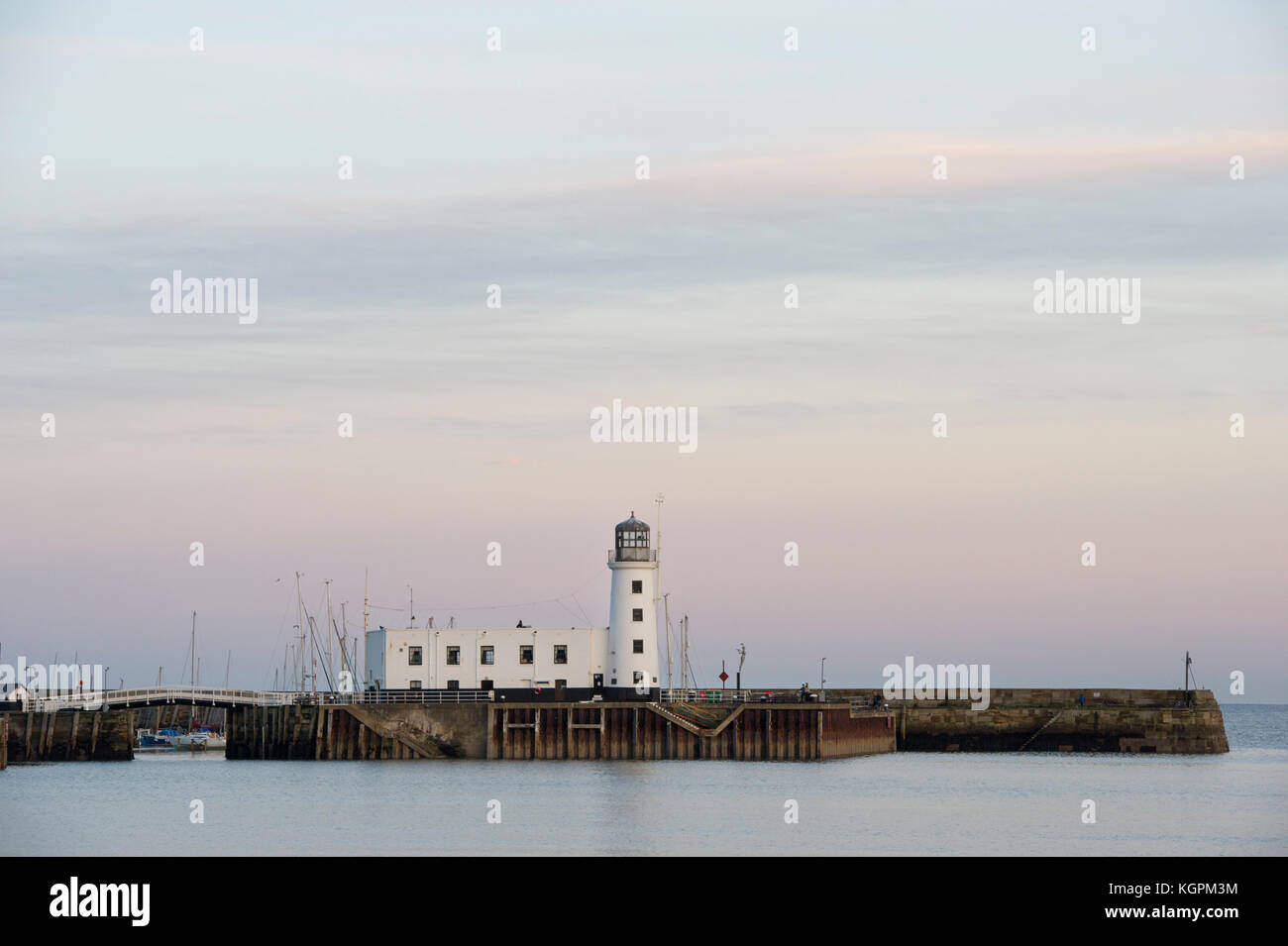 Beach scarborough lighthouse uk hi-res stock photography and images - Alamy