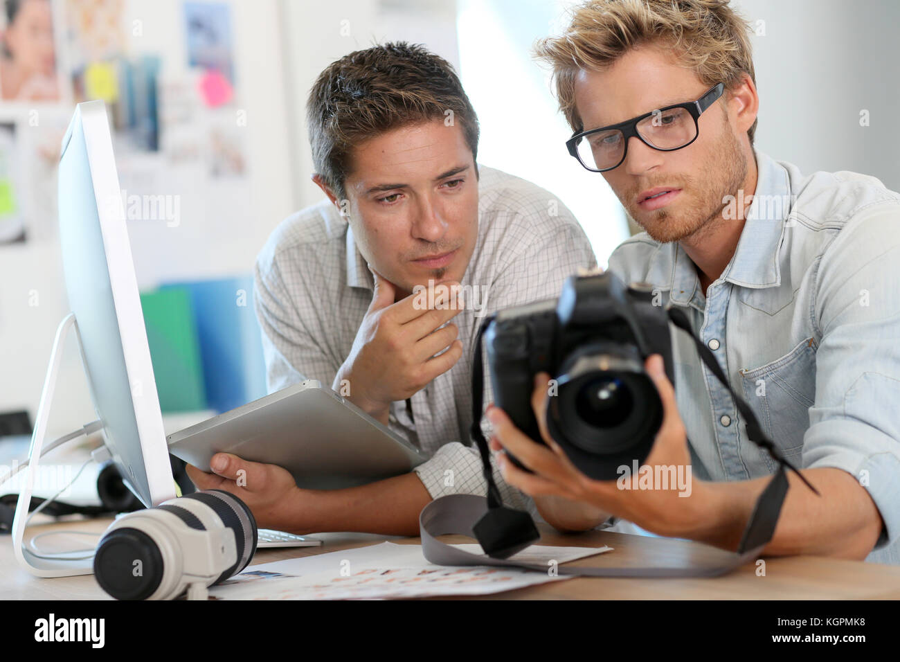 Journalist and reporter working together in agency Stock Photo - Alamy