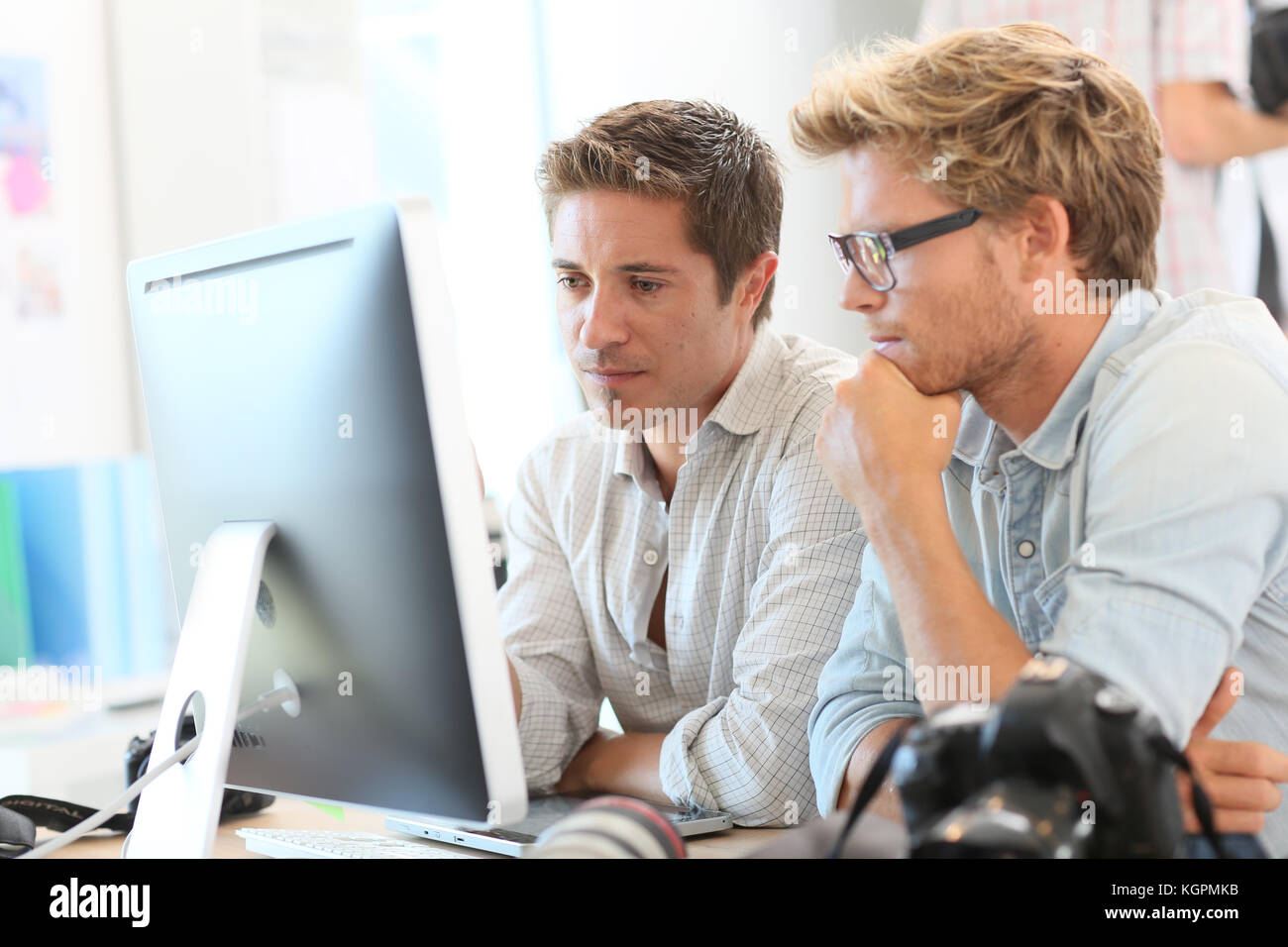 Journalist and reporter working together in agency Stock Photo - Alamy