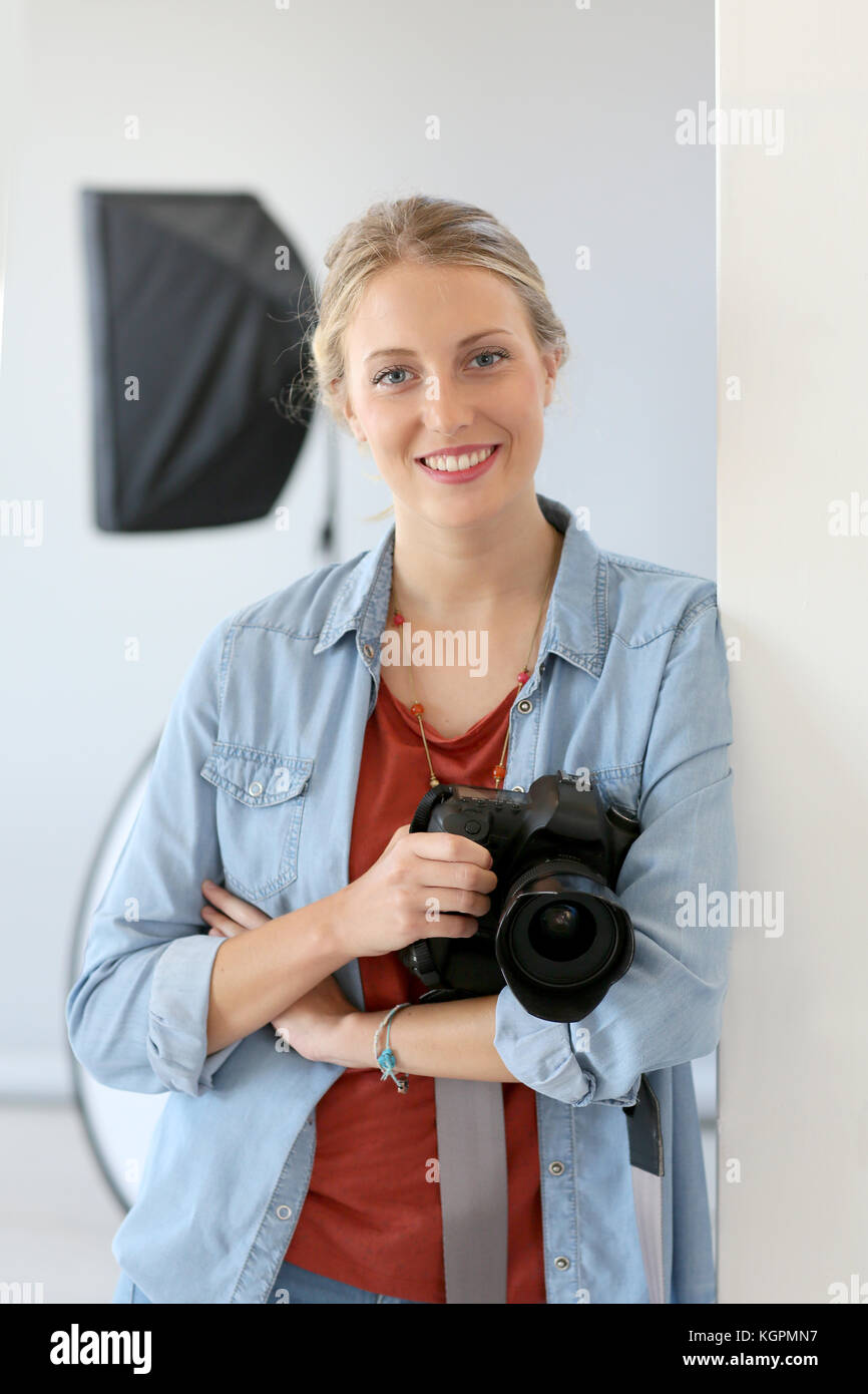Young woman photographer in photo studio Stock Photo - Alamy