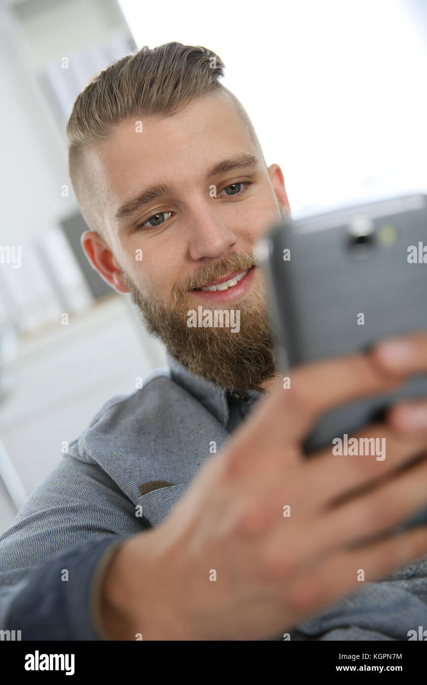 Man sending text message hi-res stock photography and images - Alamy