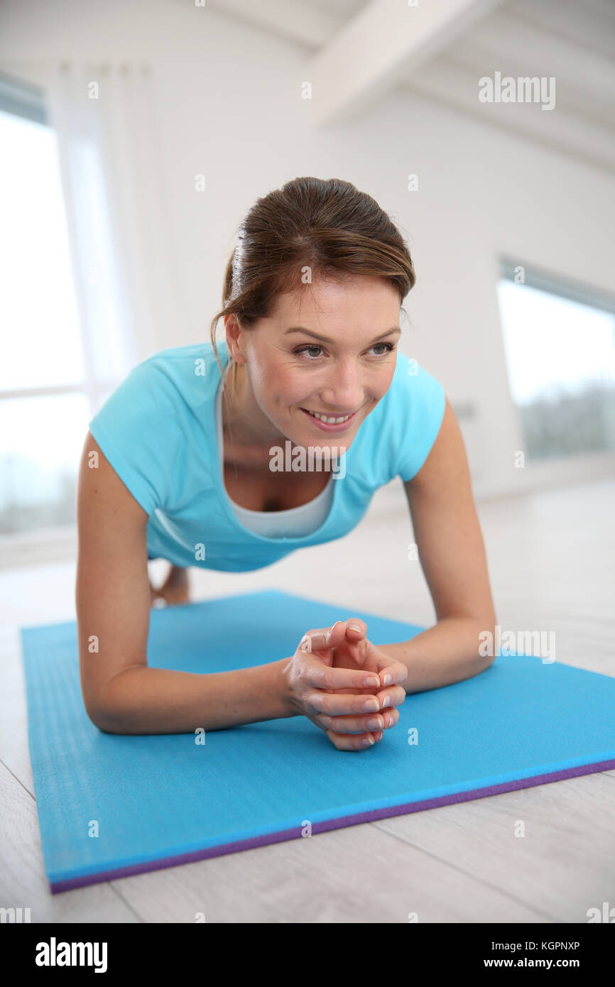 Woman doing pushups in gym Stock Photo - Alamy