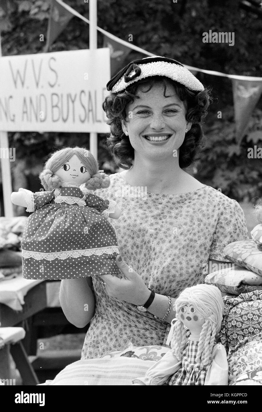 The mirror crackd 1980 maureen bennett hi-res stock photography and ...