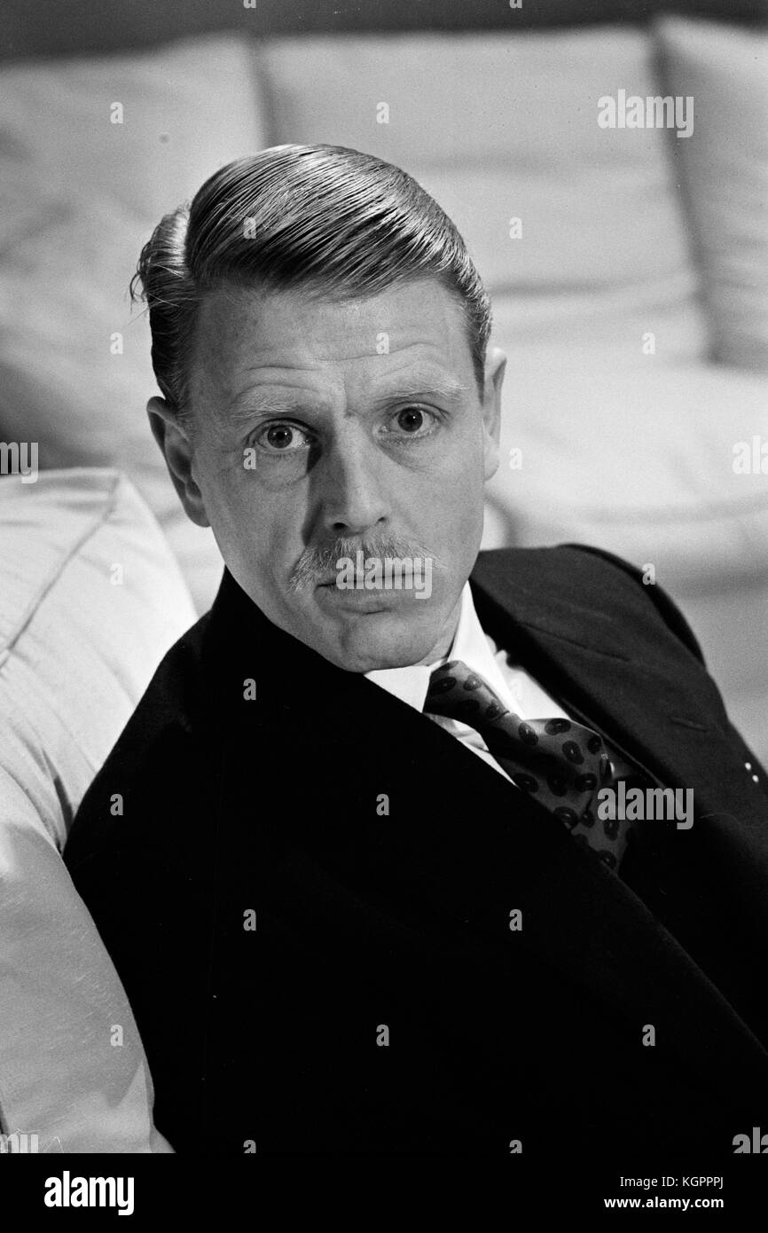 The Mirror Crack'd (1980) , Edward Fox Date: 1980 Stock Photo - Alamy