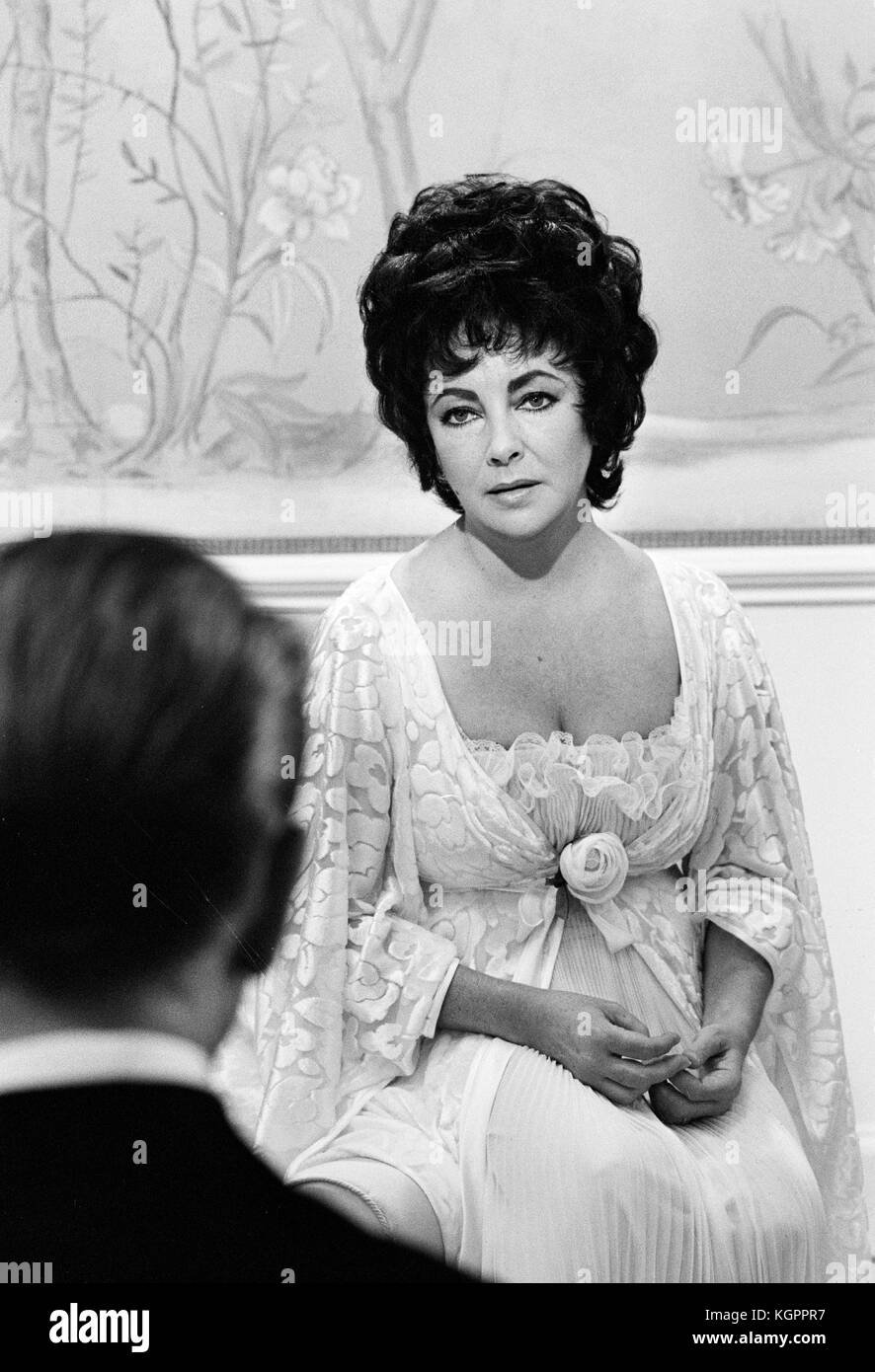 The Mirror Crack'd (1980) Elizabeth Taylor Date: 1980 Stock Photo - Alamy