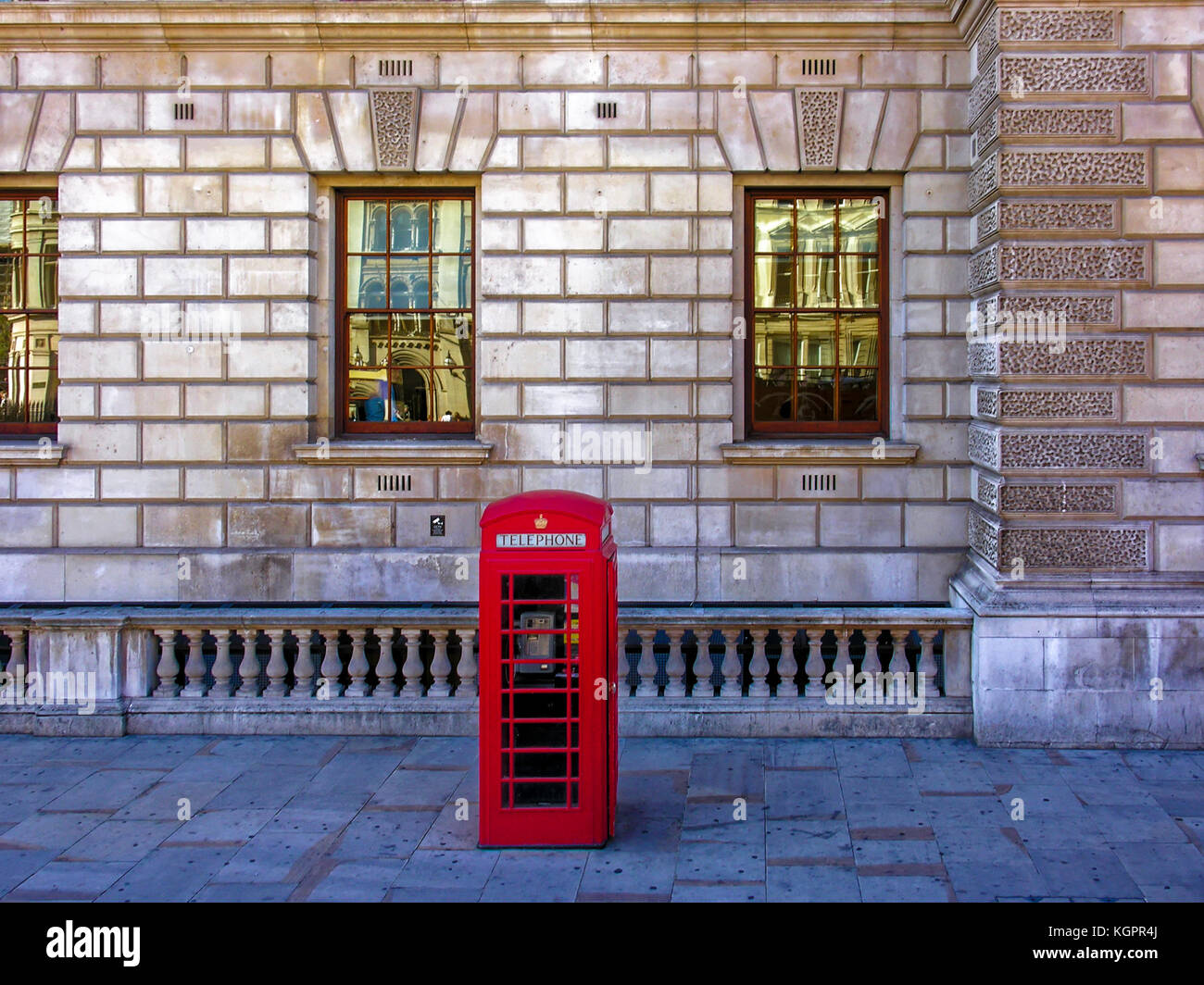 London phone booth door hi-res stock photography and images - Alamy