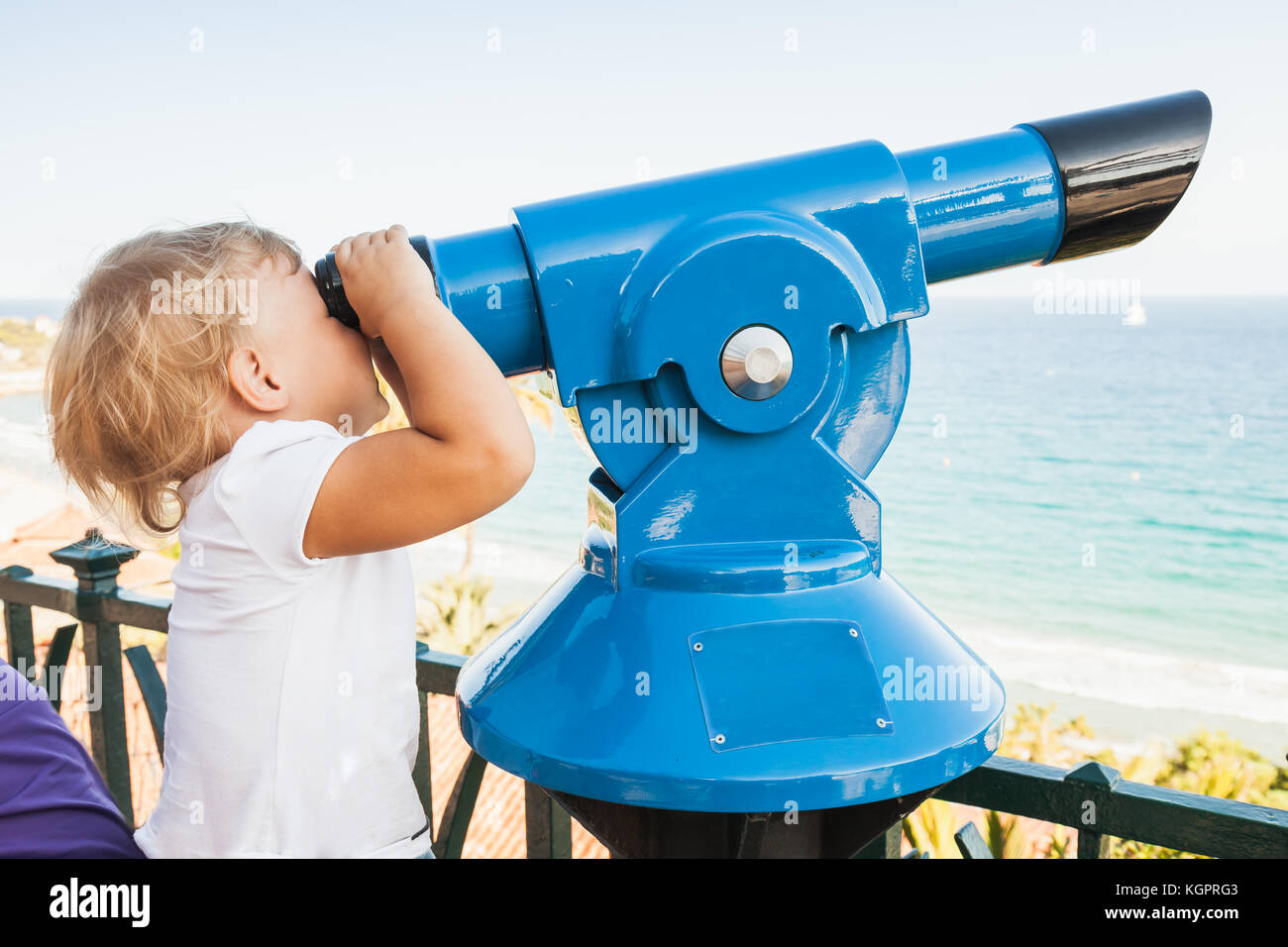 Child telescope hi-res stock photography and images - Alamy