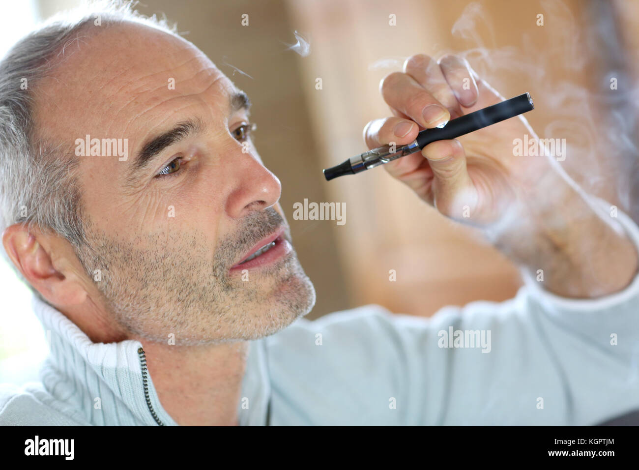 Portrait of senior smoker with electronic cigarette Stock Photo - Alamy