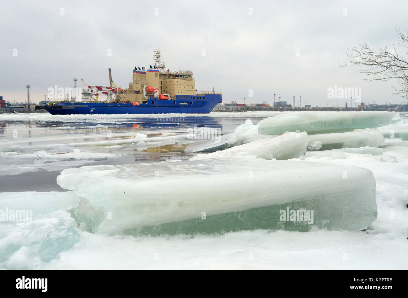 Powerful nuclear icebreaker breaks the ice and frees the path for ships ...