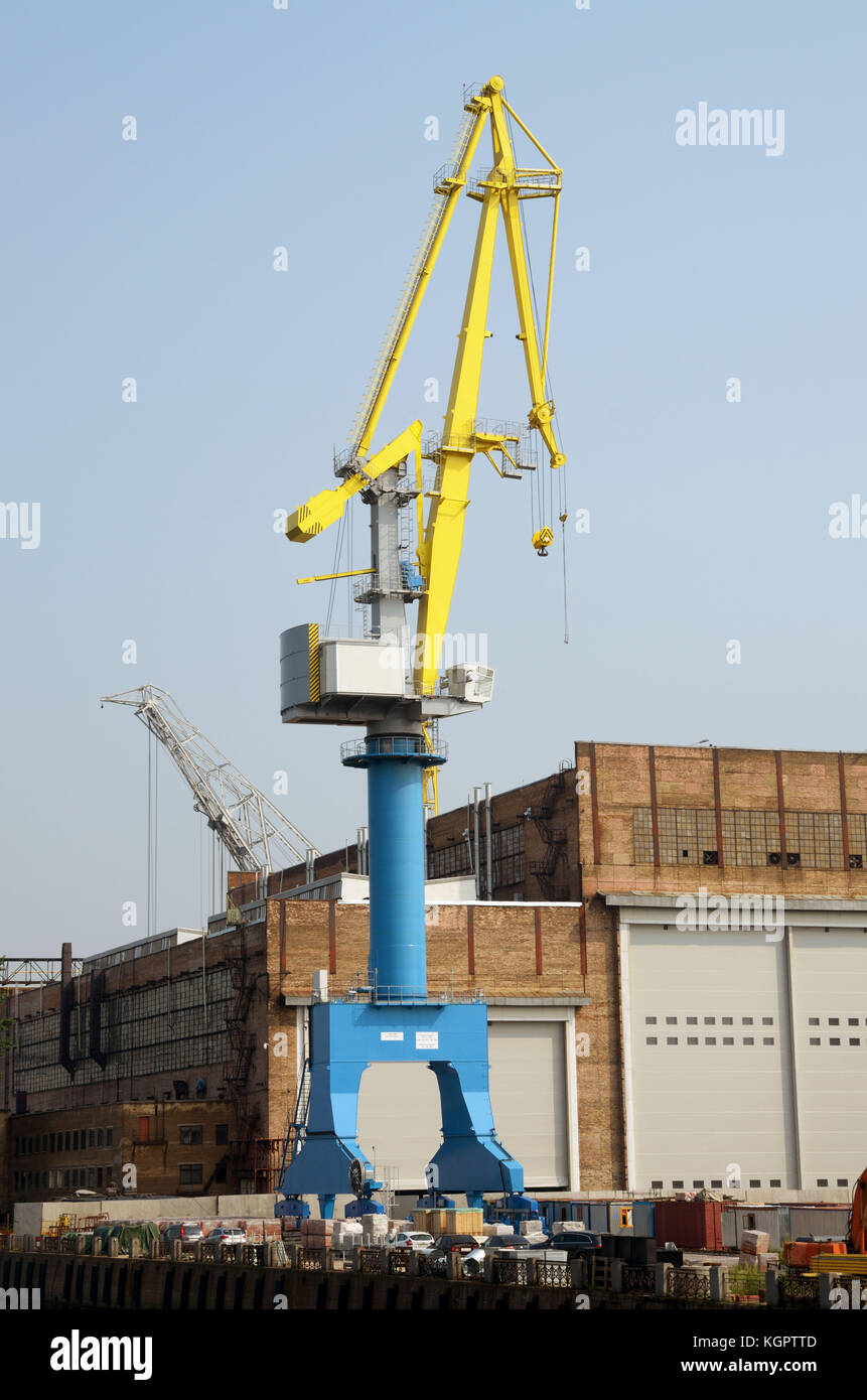 Crane lifts load hi-res stock photography and images - Alamy