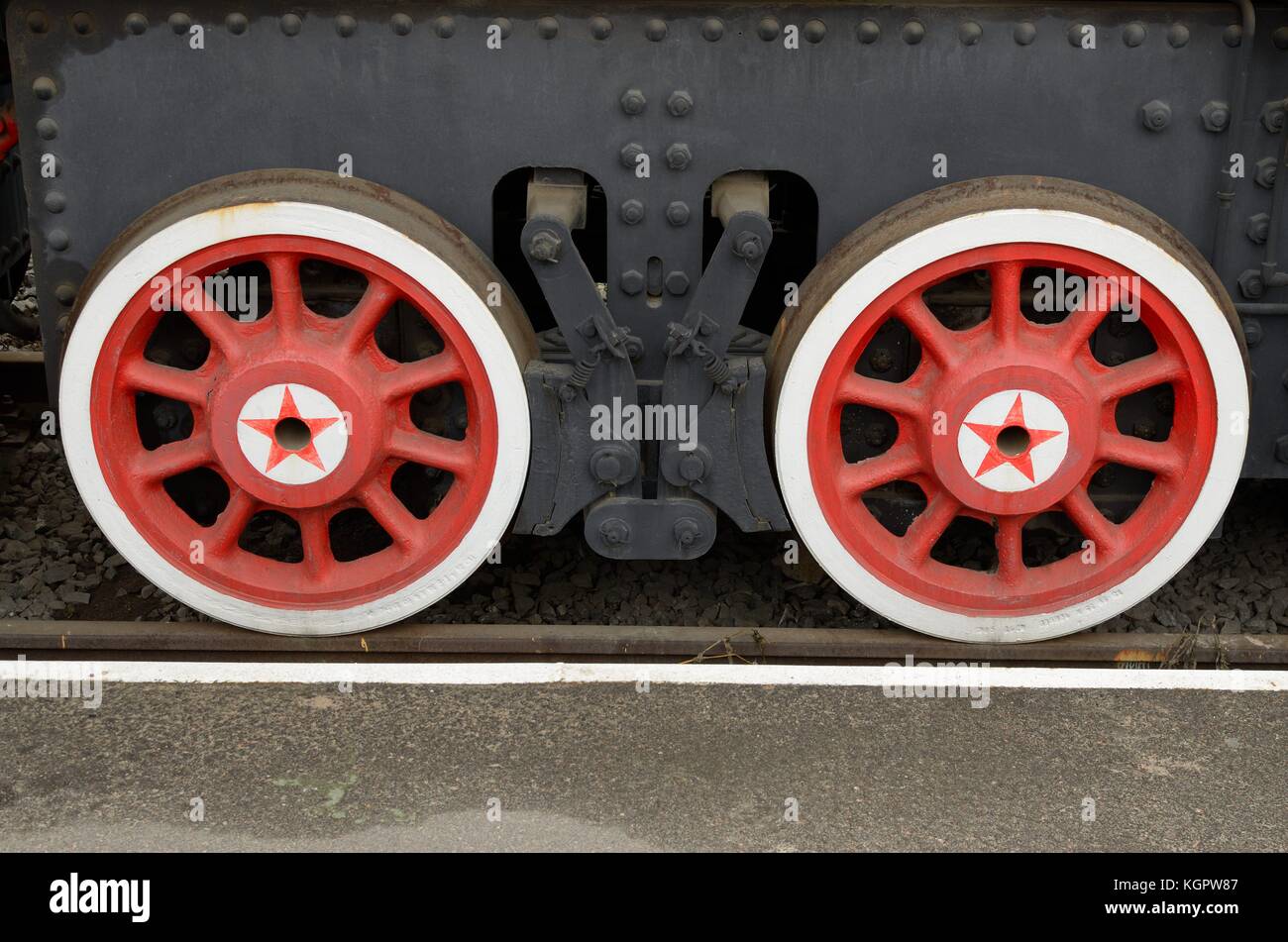 red wheels of steam locomotive-chassis vehicle Stock Photo - Alamy