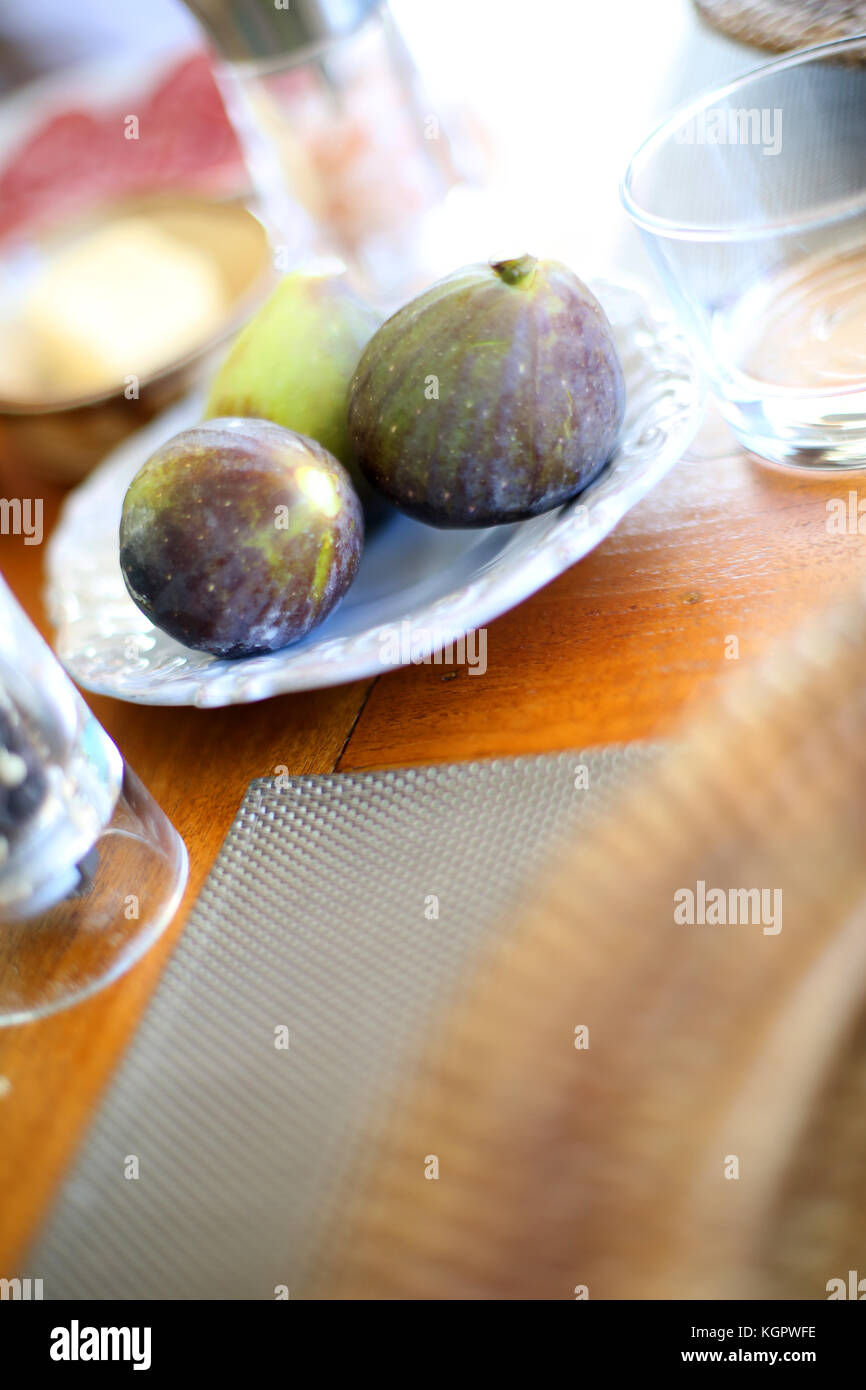 Fresh figs set on lunch table Stock Photo - Alamy