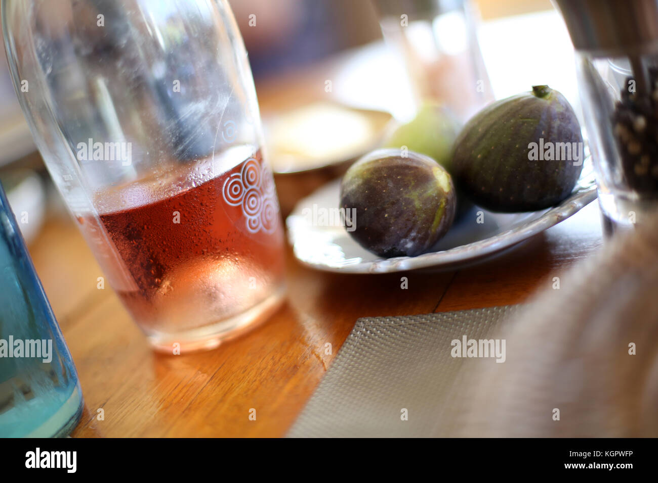 Fresh figs set on lunch table Stock Photo - Alamy