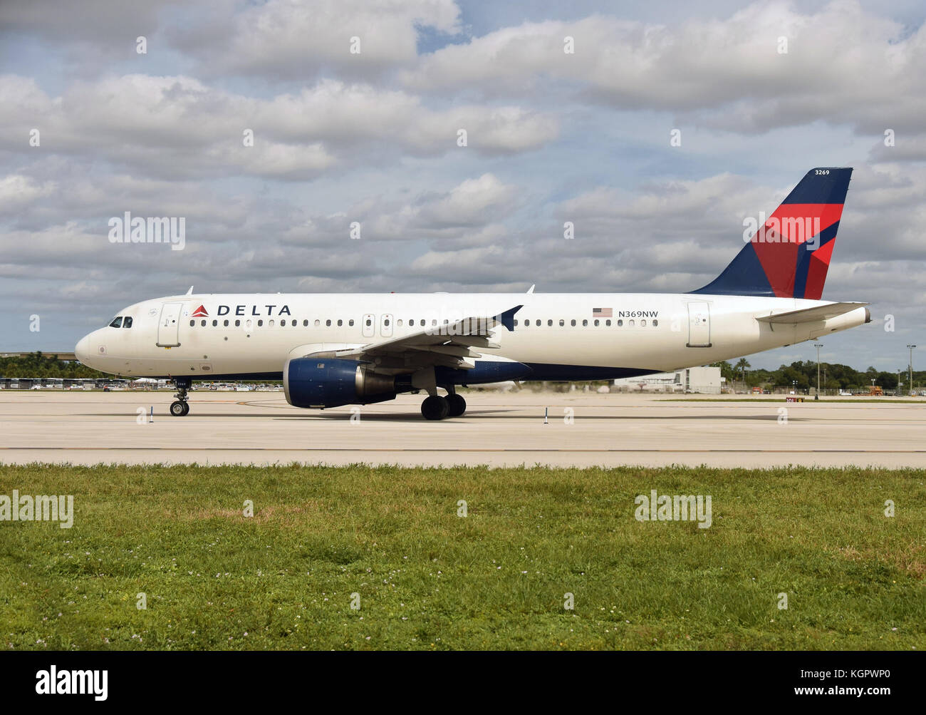 Delta passenger jet hi-res stock photography and images - Alamy