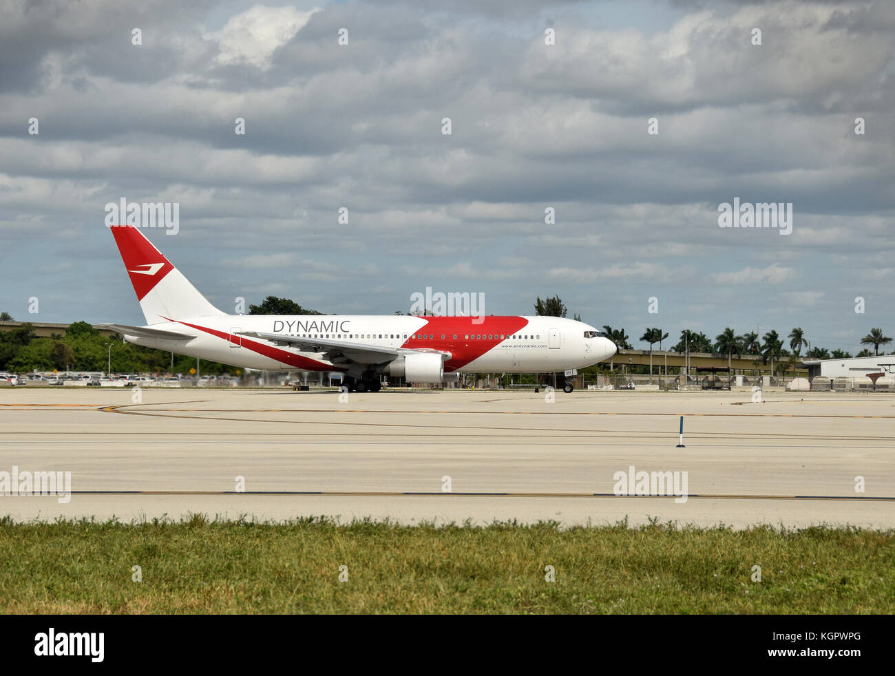 FORT LAUDERDALE - OCTOBER 29: Dynamic Airways Boeing 767 jet caught ...