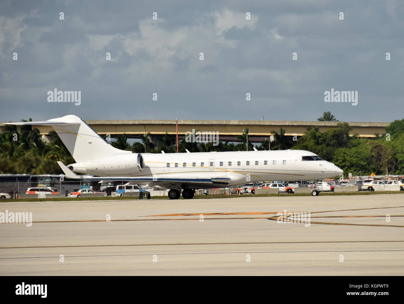 Private jet taking off side view hi-res stock photography and images ...