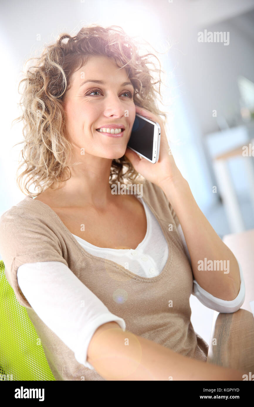 Smiling woman talking on the phone Stock Photo - Alamy