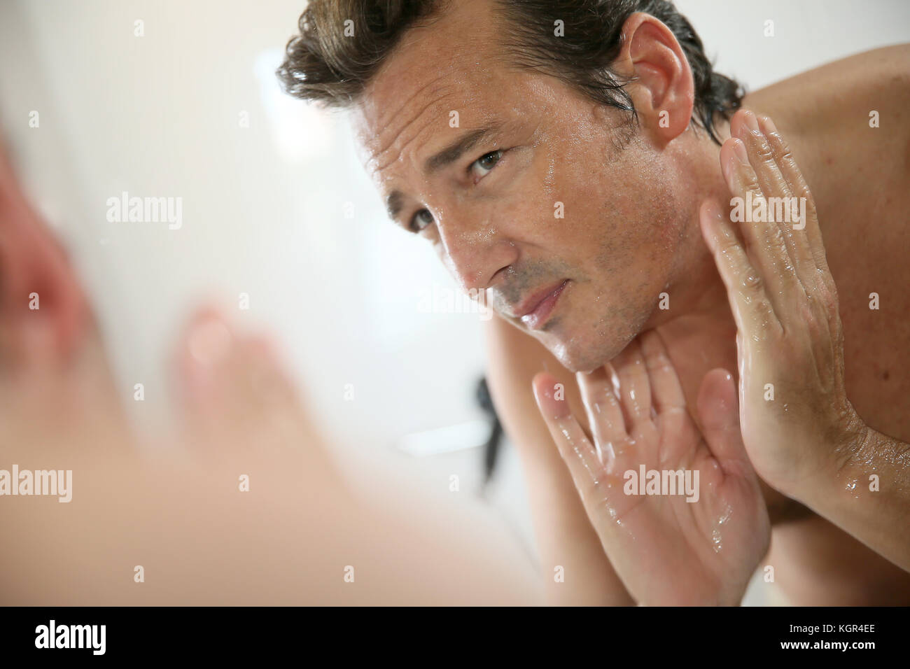 Man rinsing face hi-res stock photography and images - Alamy