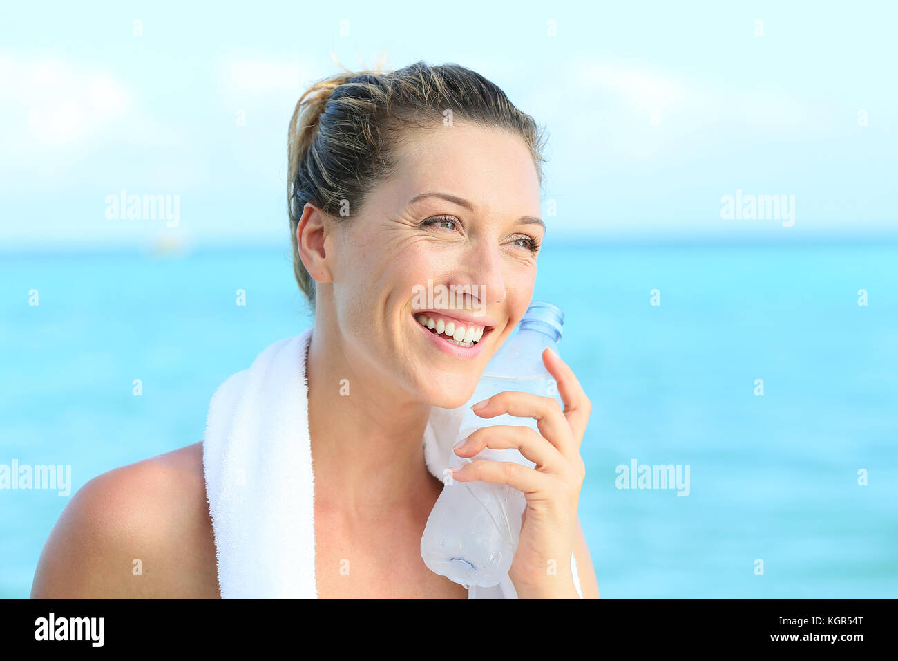 Portrait of fitness woman drinking water after working out Stock Photo ...