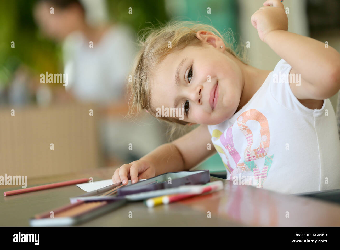 Cute little girl making drawings Stock Photo - Alamy