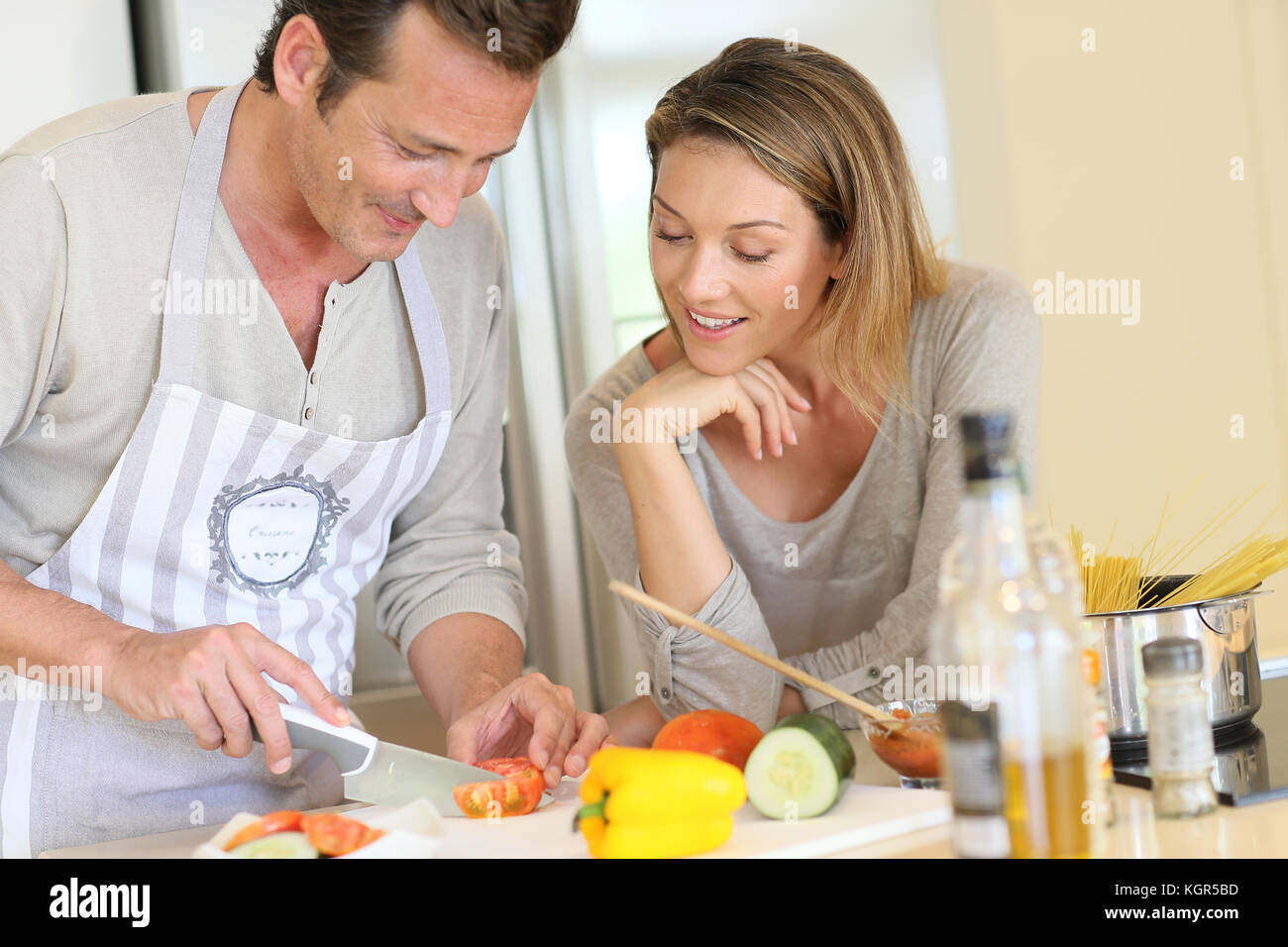 Man cooking woman watching hi-res stock photography and images - Alamy