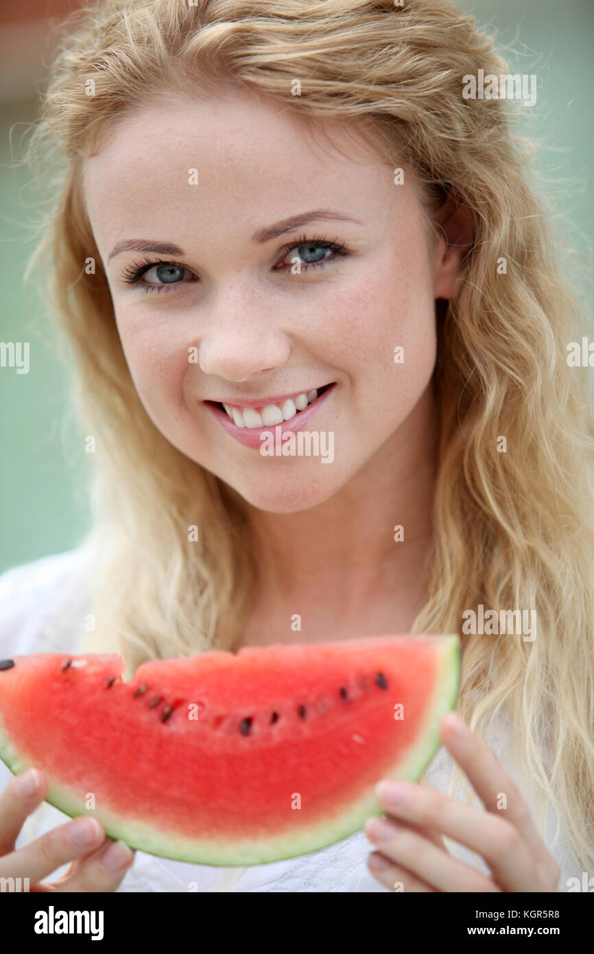 Portrait of beautiful woman eating fresh fruits Stock Photo - Alamy
