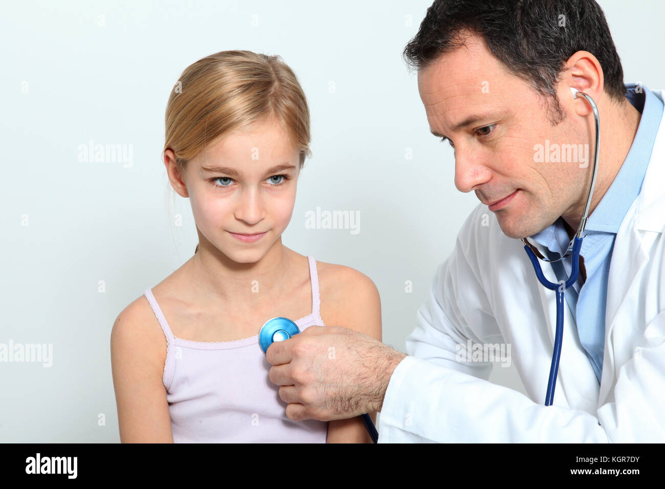 Doctor checking little girl breathing Stock Photo - Alamy