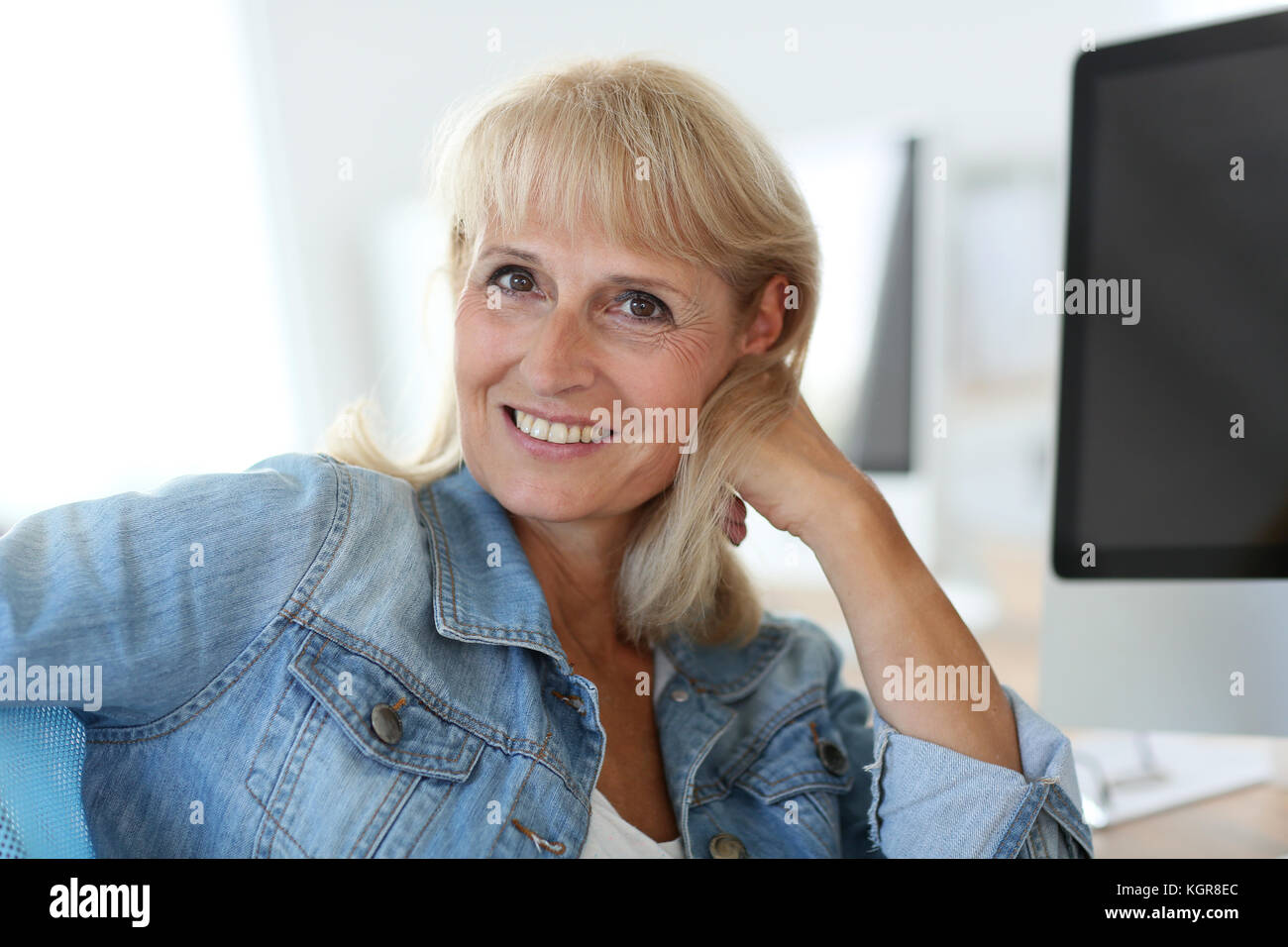 Senior woman in office working on desktop computer Stock Photo - Alamy