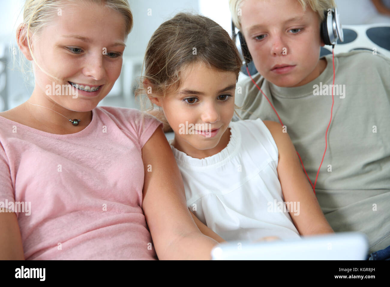 Kids listening to music on smartphone Stock Photo - Alamy