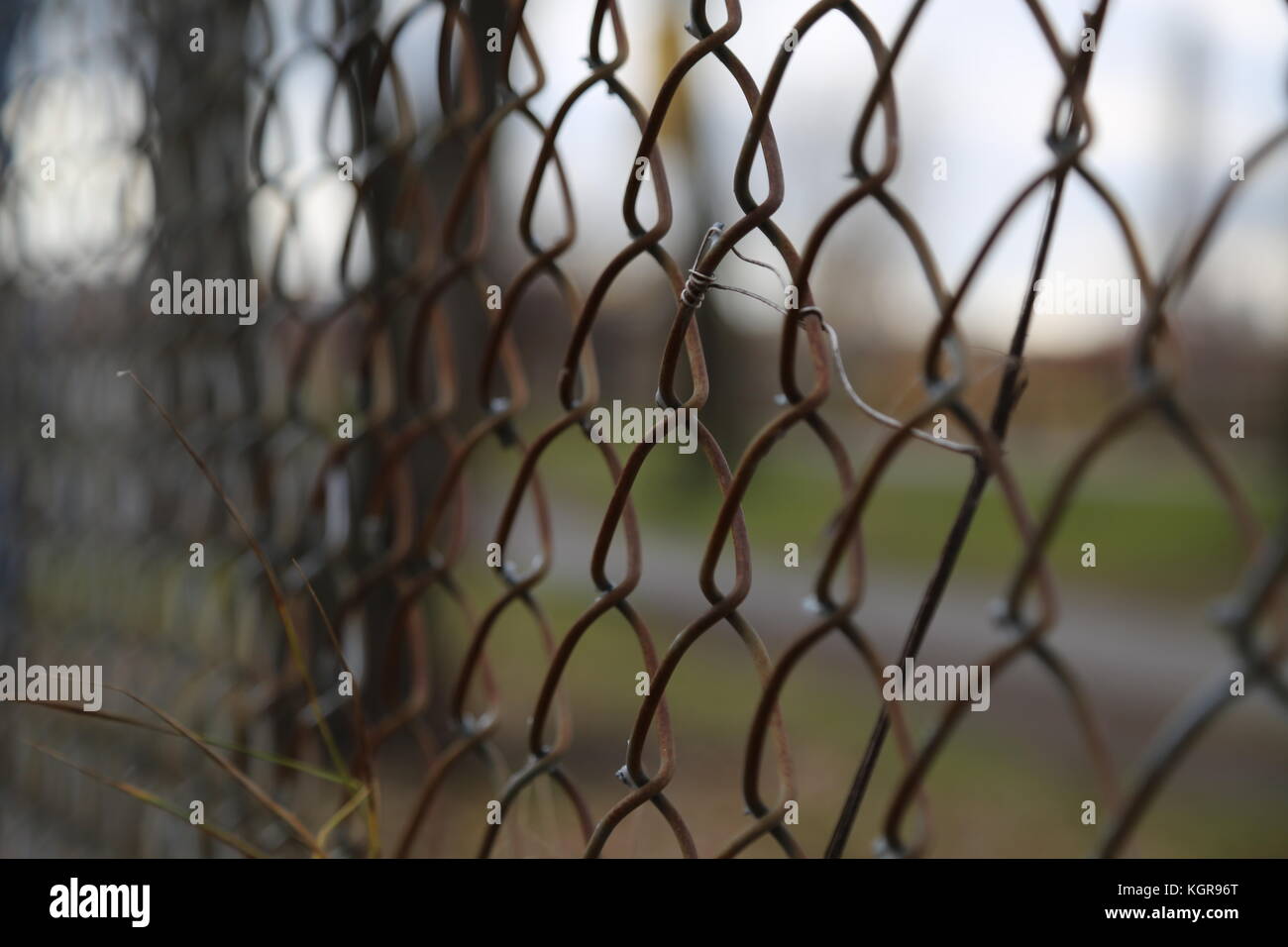 Hole in chain link fence hi-res stock photography and images - Alamy