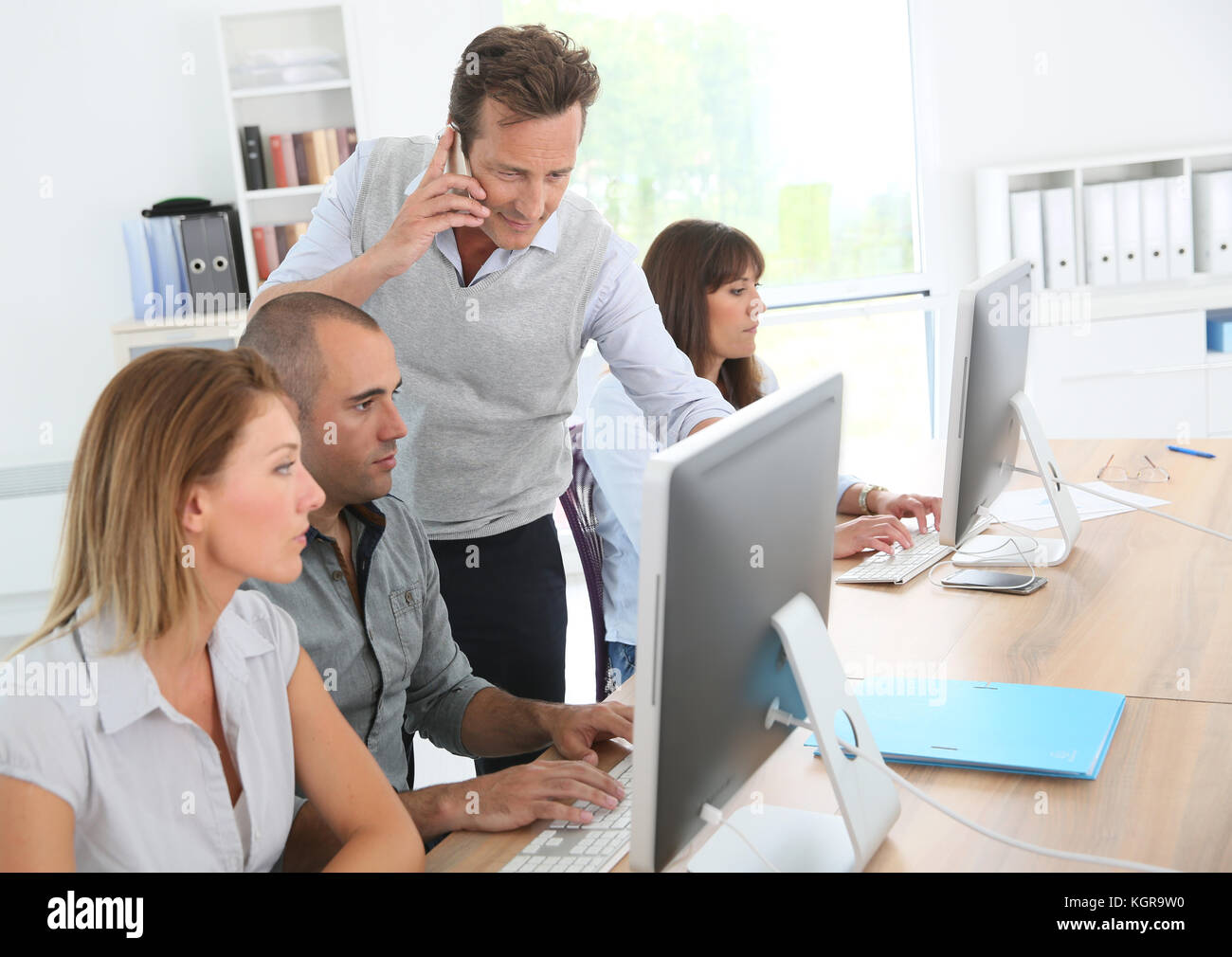 Group attending training hi-res stock photography and images - Alamy